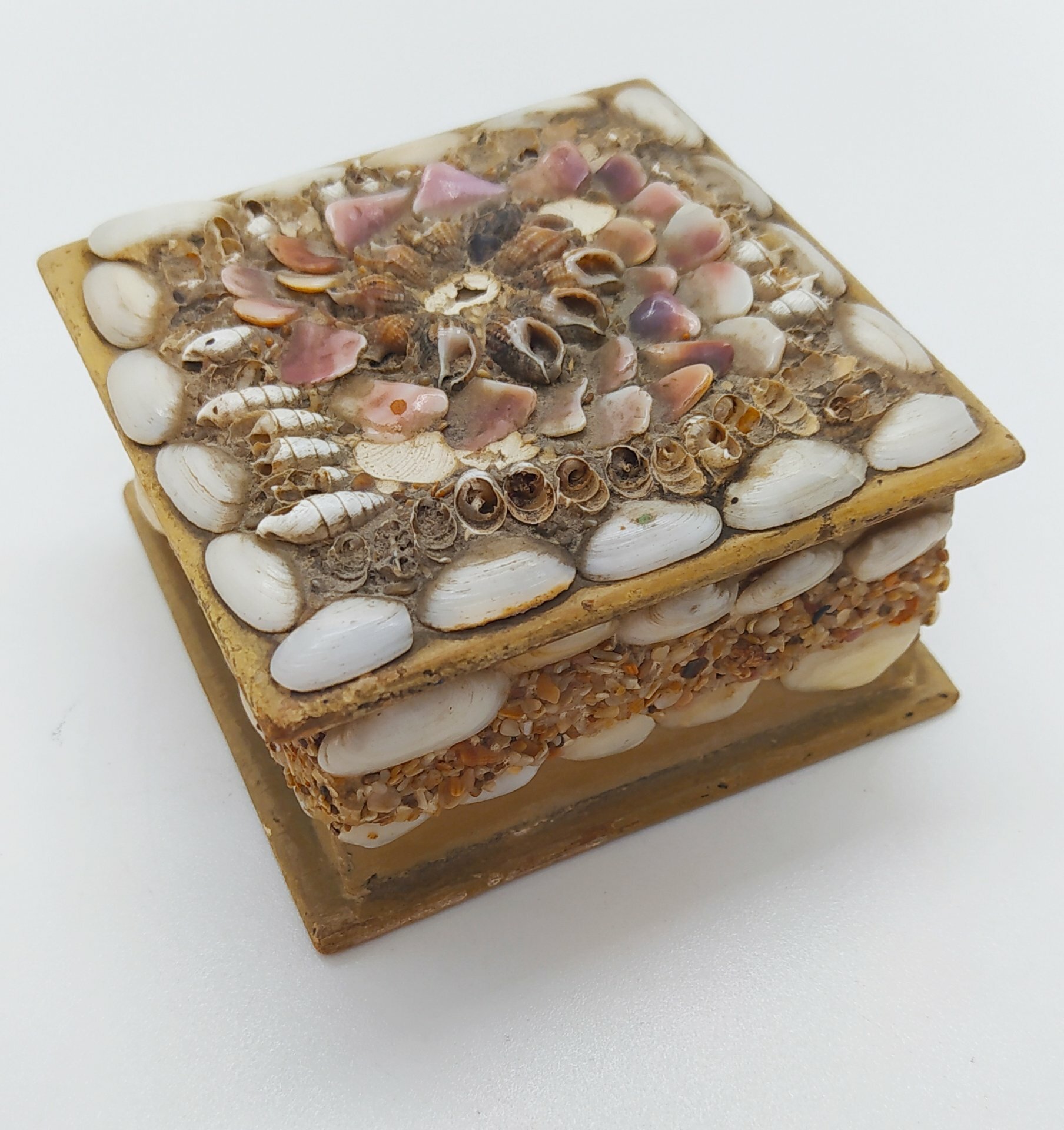 Шкатулка сувенирная с декором в виде мелких камешков и ракушек, дерево, СССР