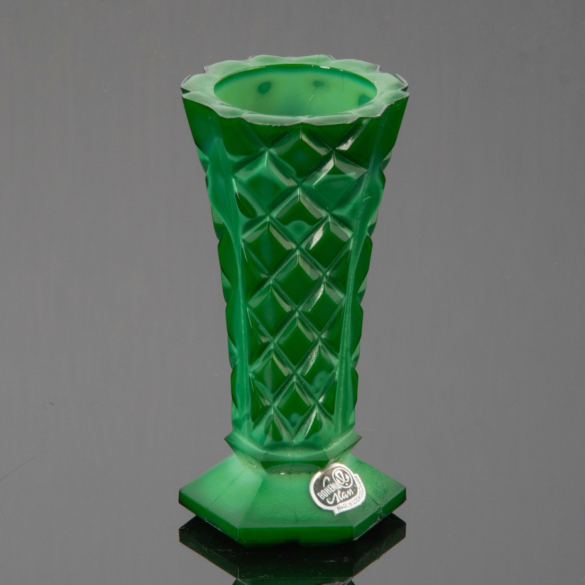 Ваза миниатюрная с рельефным геометрическим декором, стекло