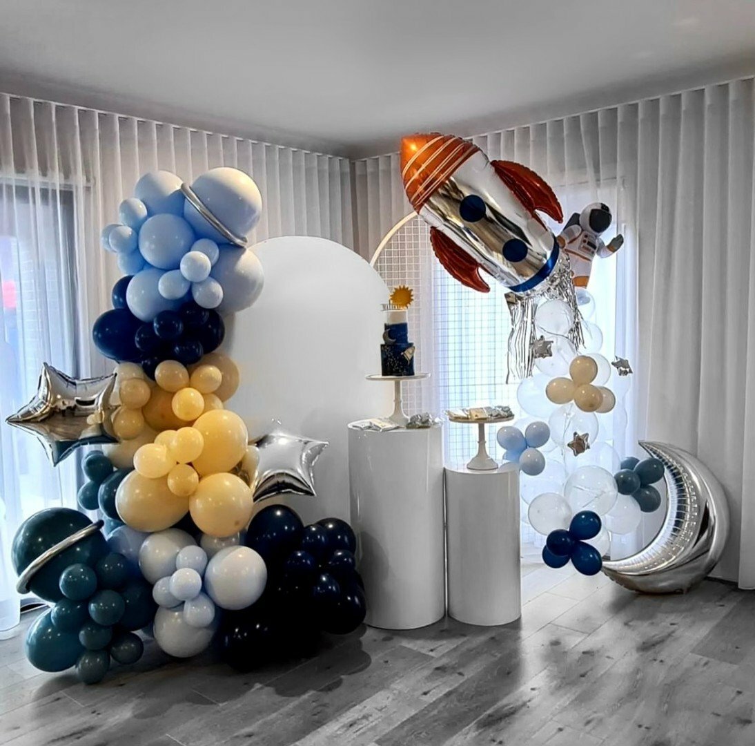 Фотозона из шаров "Роскошный космос"