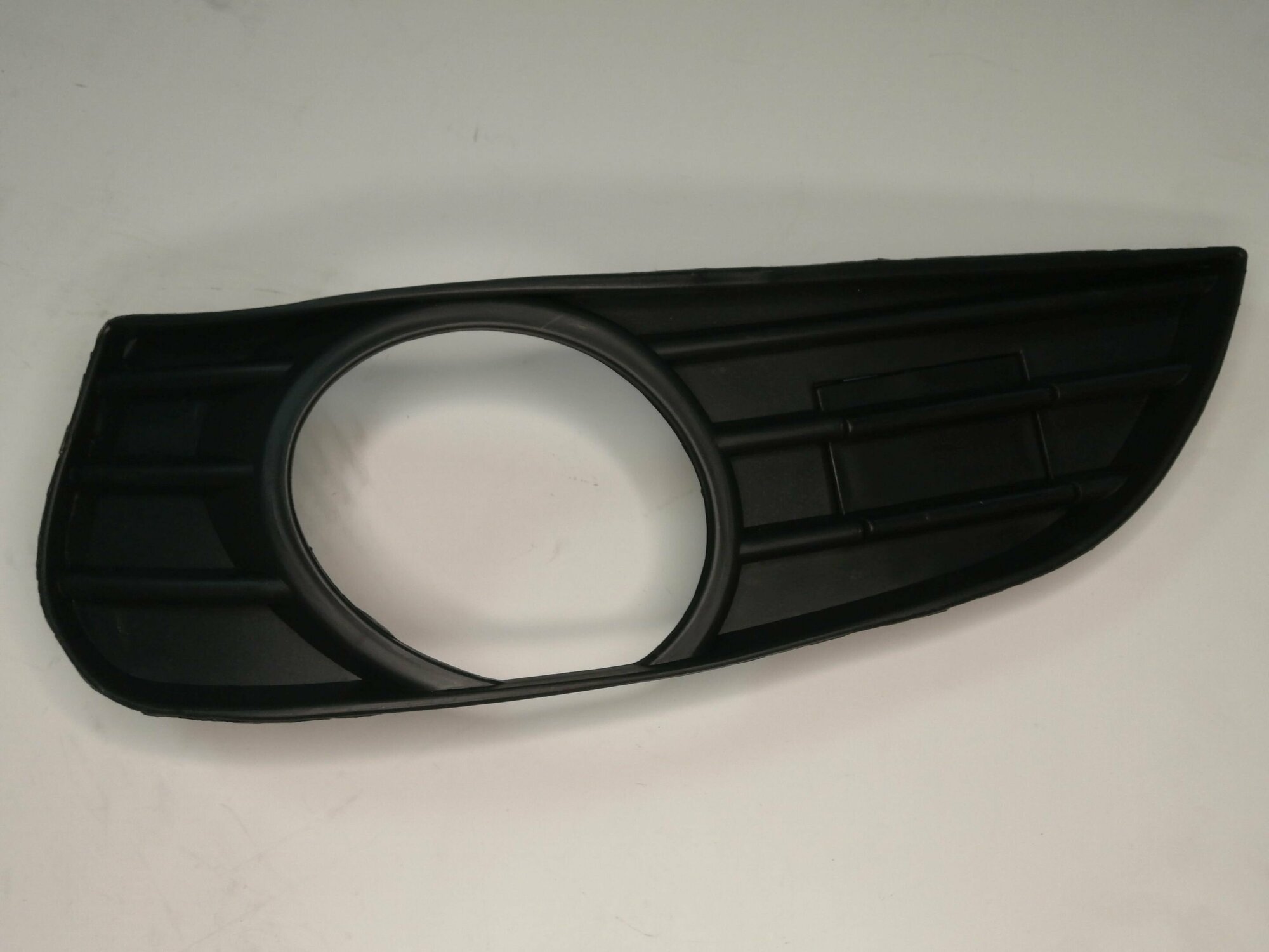 Решетка фары противотуманной левой Geely MK Cross [1.5 16V 5MT хетчбэк] 101800611301