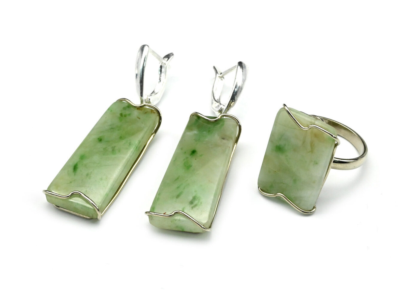 Комплект бижутерии: кольцо, серьги, жадеит