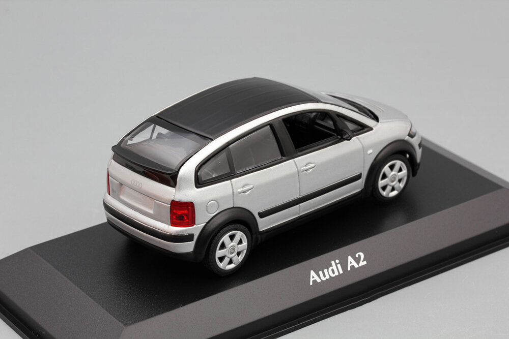 Модель коллекционная MAXICHAMPS Audi A2 2000 silver — фото 1