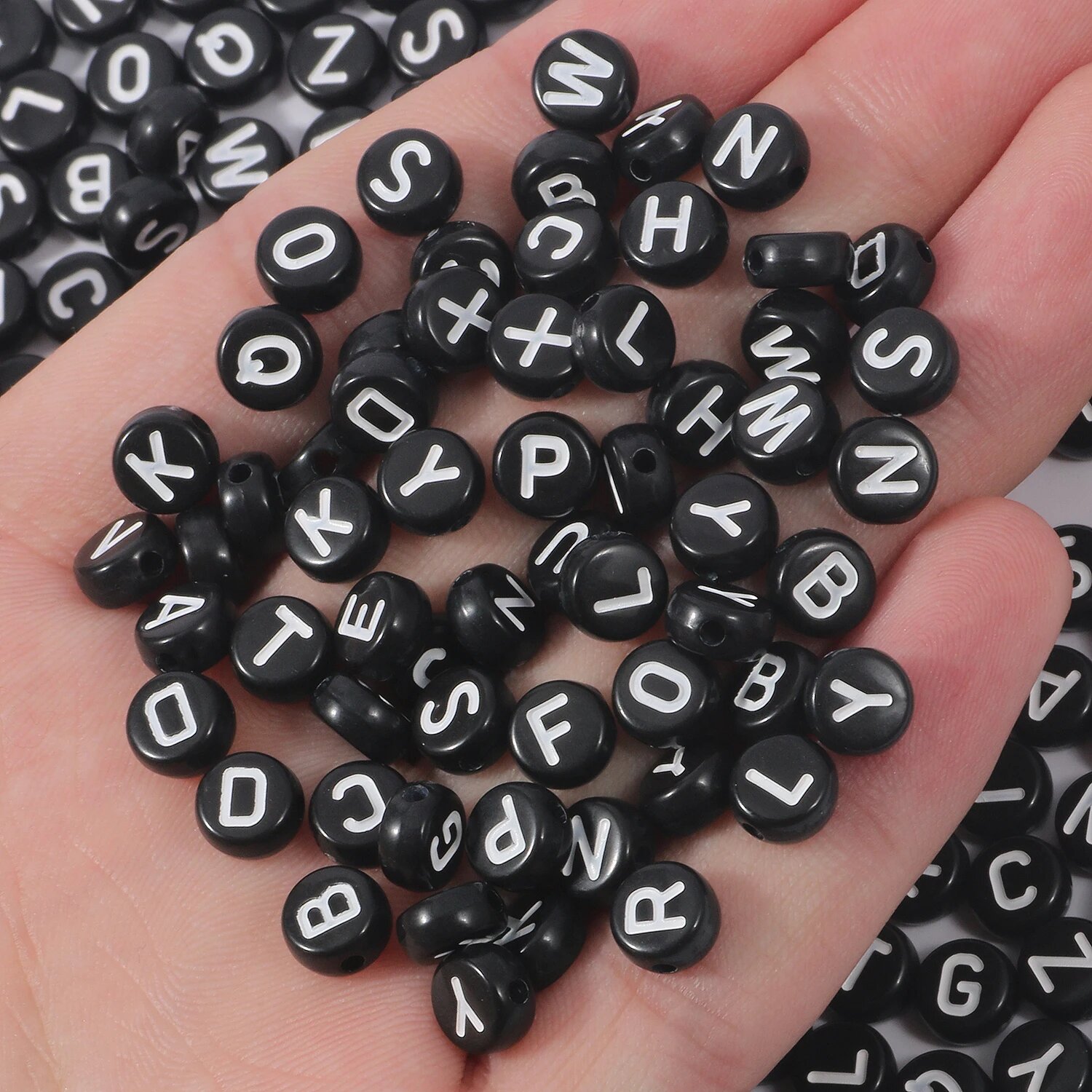 Черные акриловые бусины с буквами GMB724 Черный, 100pcs, black white