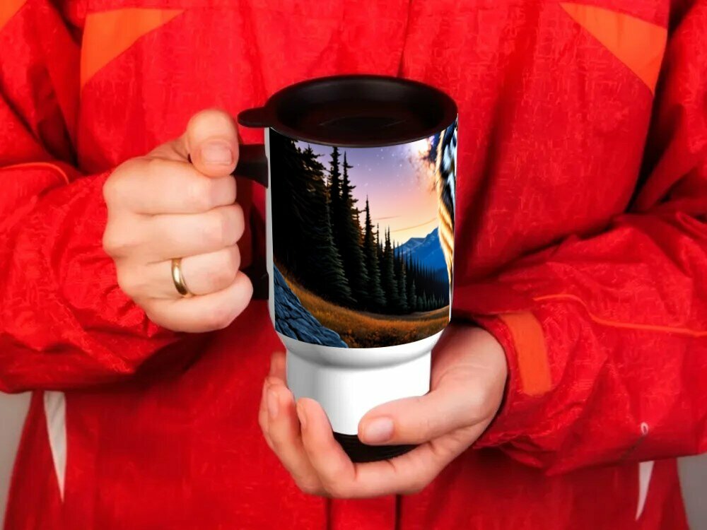 Тремокружка для авто с принтом "Изображение величественного волка, сидящего на скале и глядящего на звездное небо с Млечным путем. На фоне — горный пейзаж с лесом и закатом." 0.5 л.