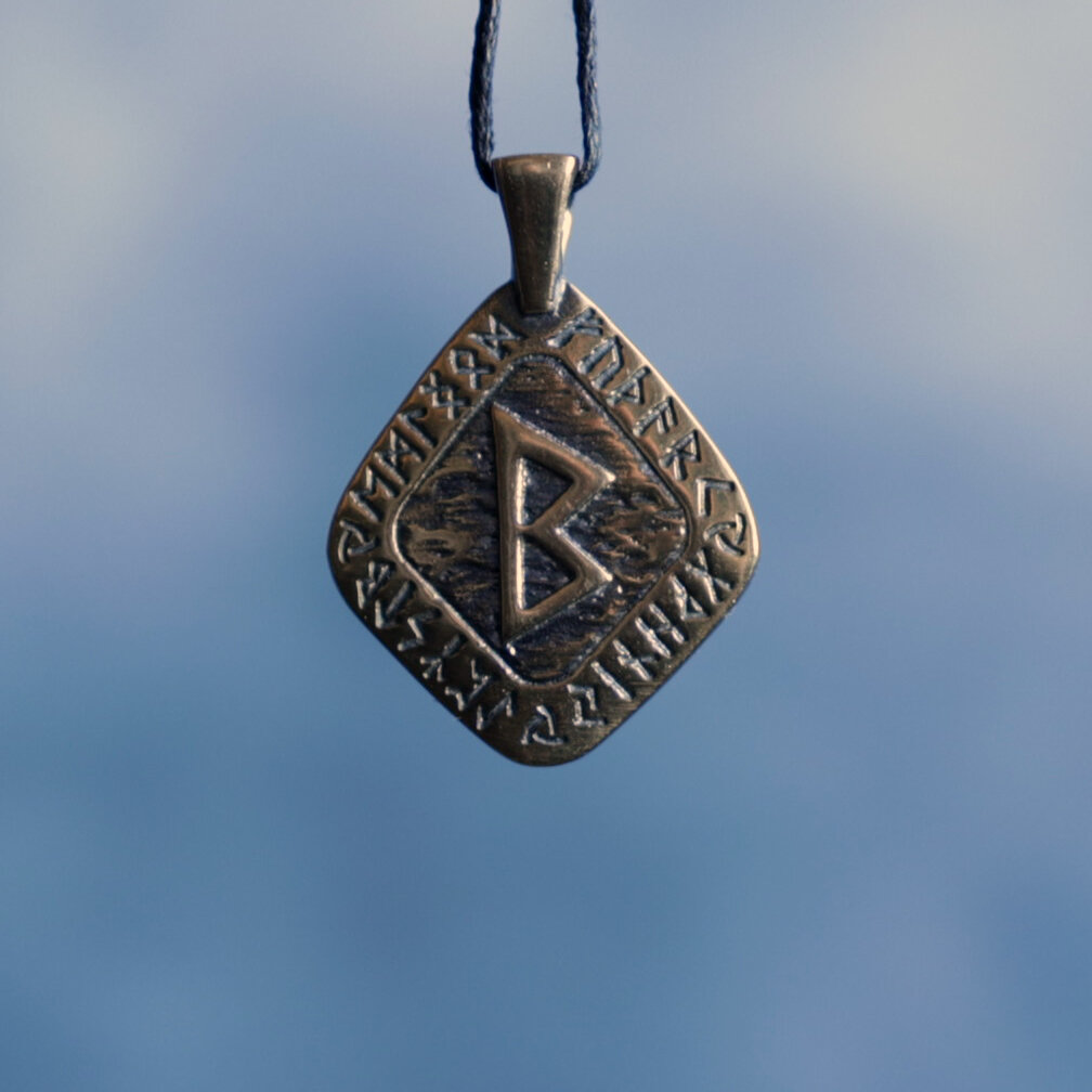 Бронзовый талисман с руной Беркана — амулет роста и гармонии