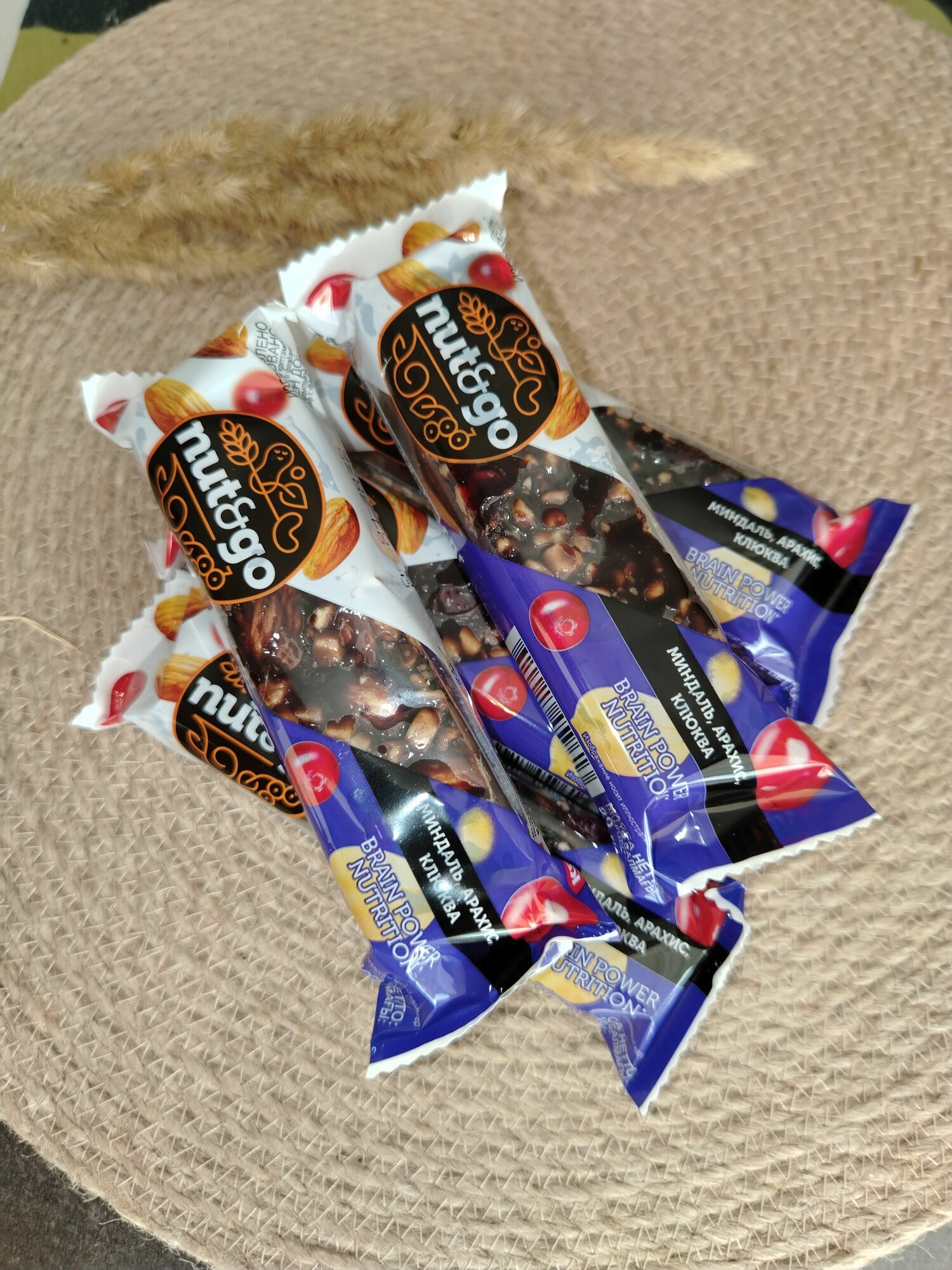 14 батончиков nut&go миндаль, арахис, клюква.