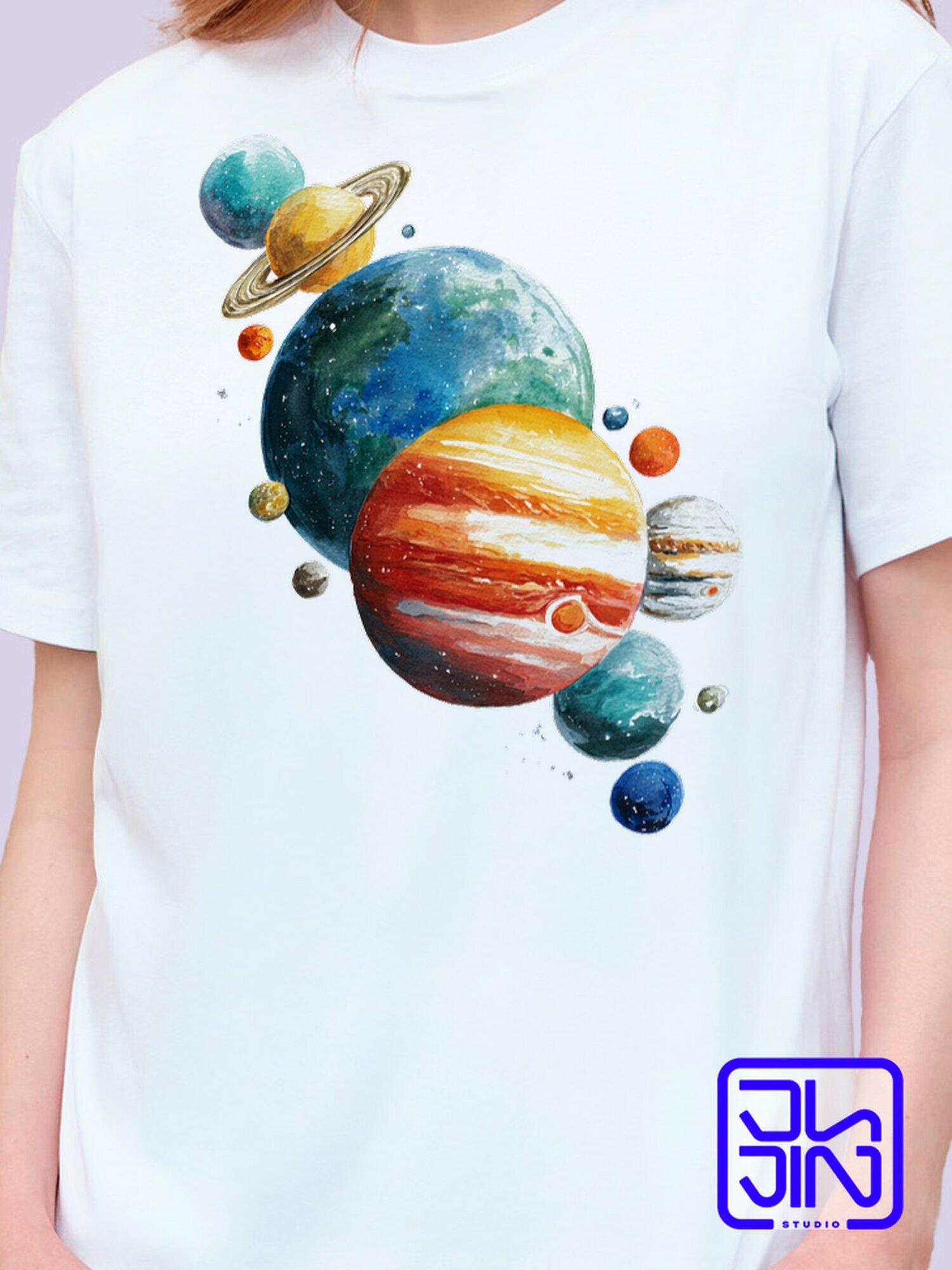 Футболка классическая женская с авторским принтом Разноцветные космические планеты синие, яркие в интересном космосе, белый хлопковый трикотаж с прикольным рисунком на груди