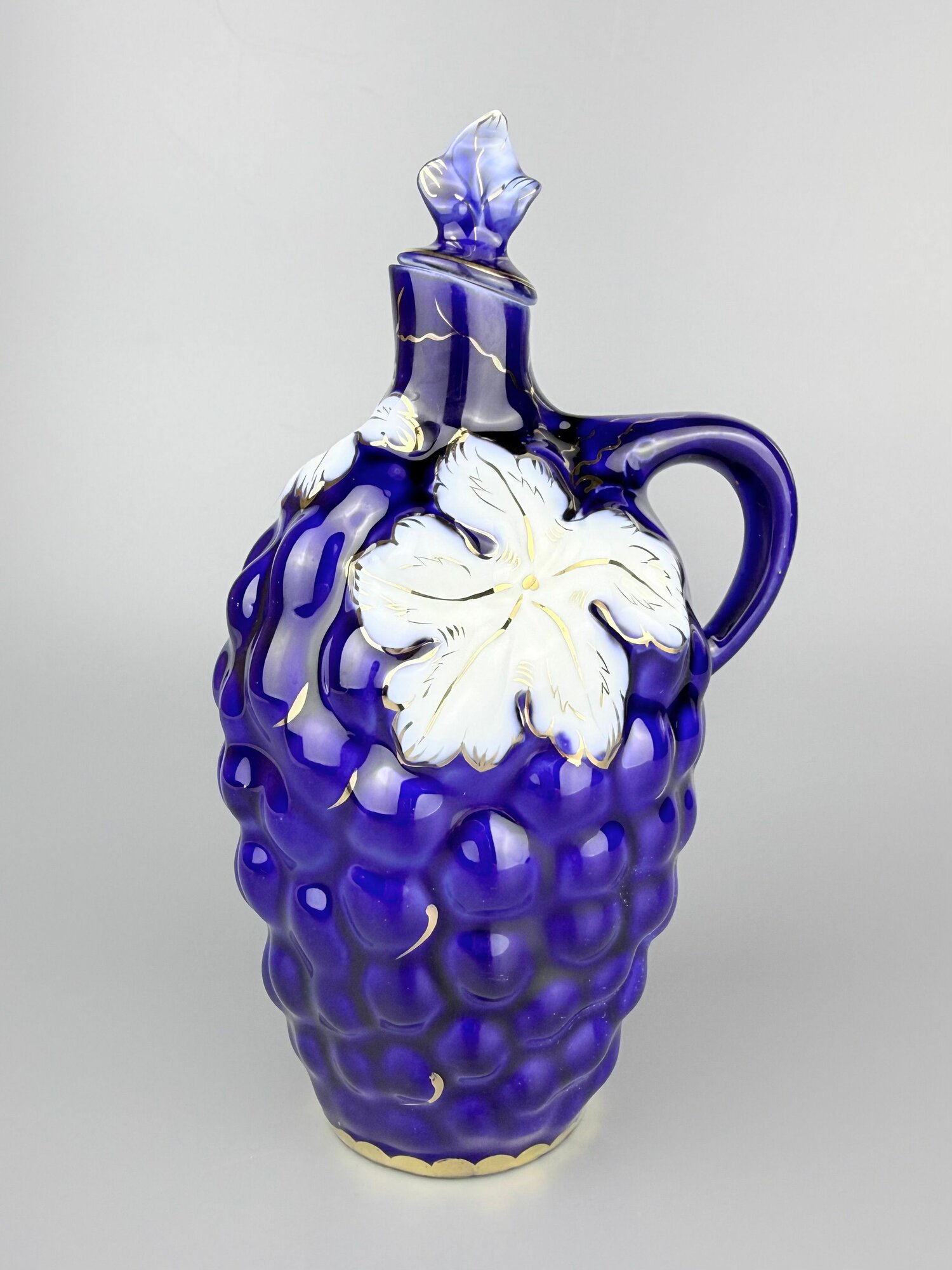 Штоф с крышкой "Виноград", фарфор, кобальт, золочение. Коростенский фарфоровый завод (КФЗ). 1955-1962 гг