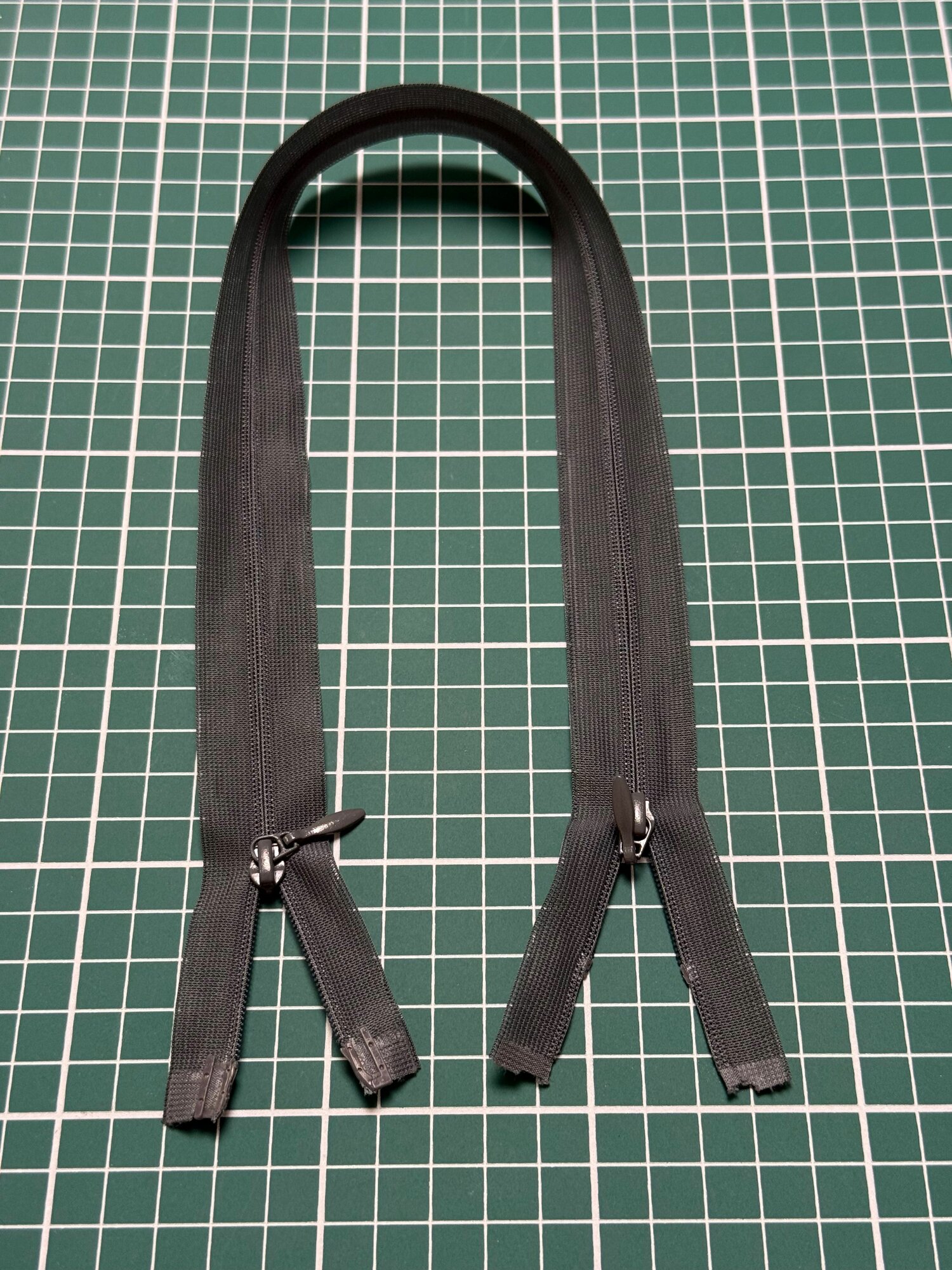 Молния Потайная , 2 замка, цвет графитовый, 50 см, цена за 1 штуку.