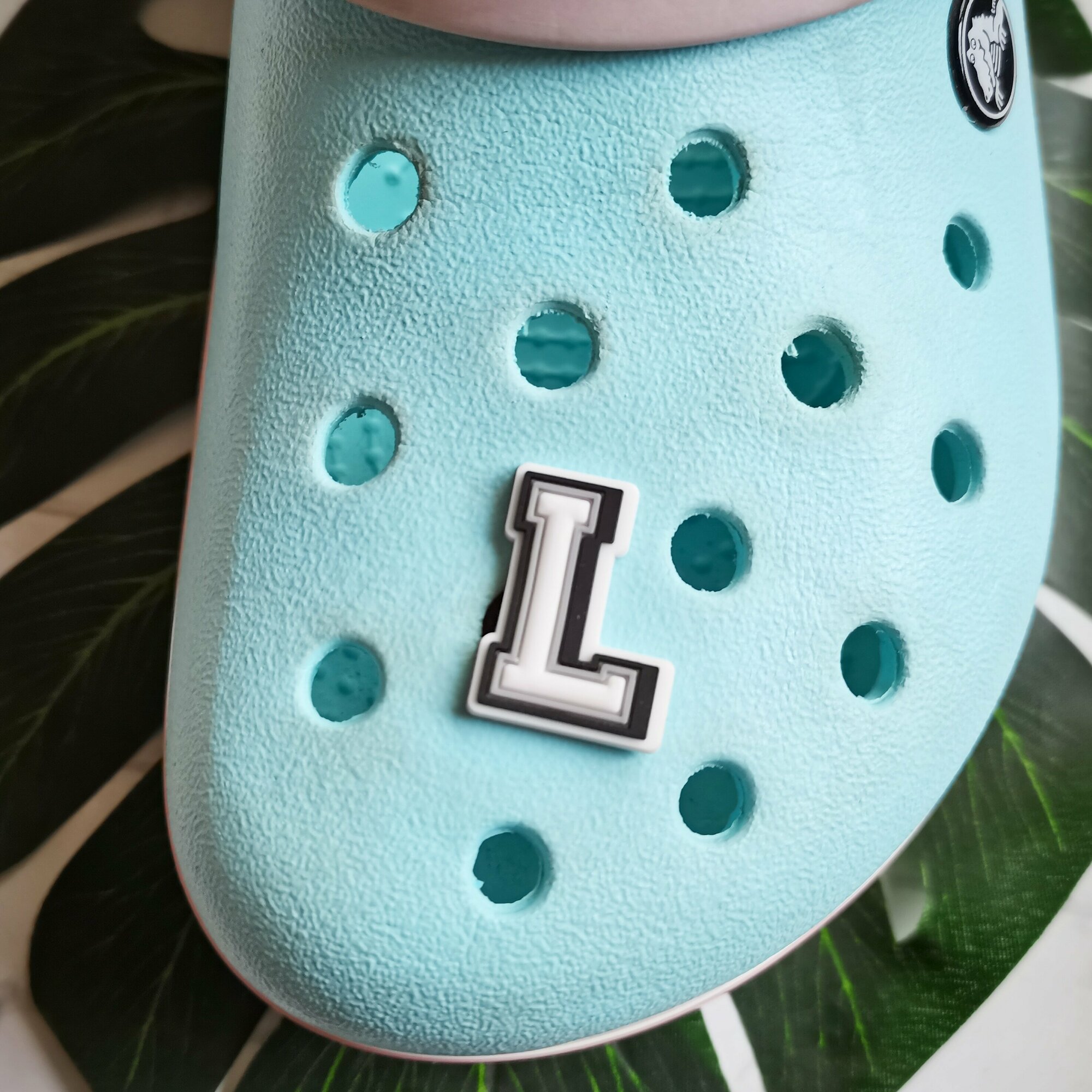 Джибитс Буква L на Crocs