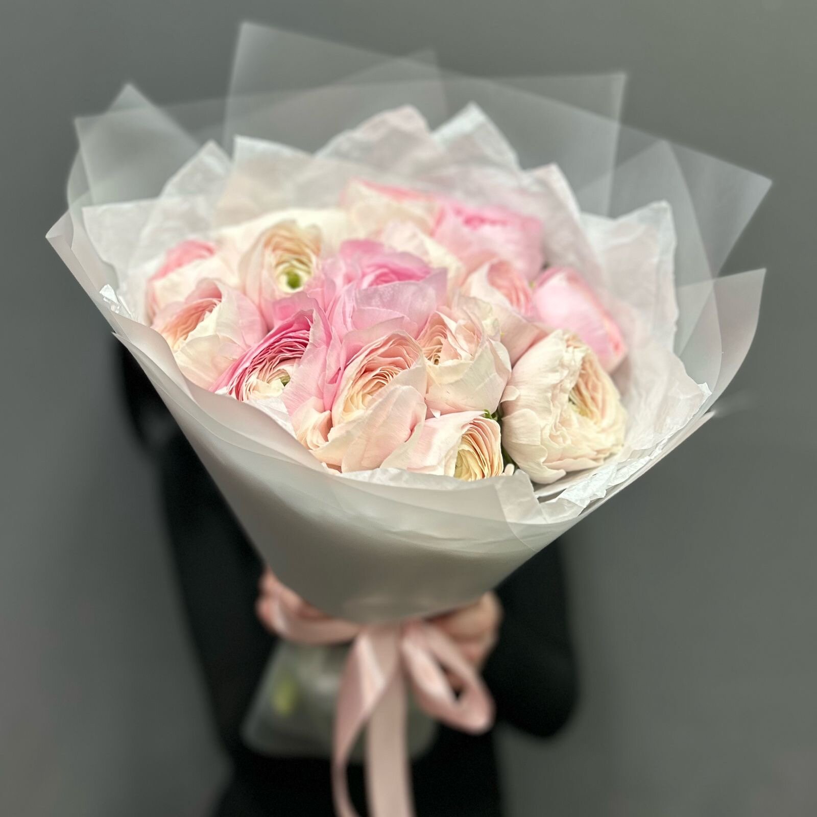 Монобукет из 15 ранункулюсов в матовой пленке с бумагой тишью