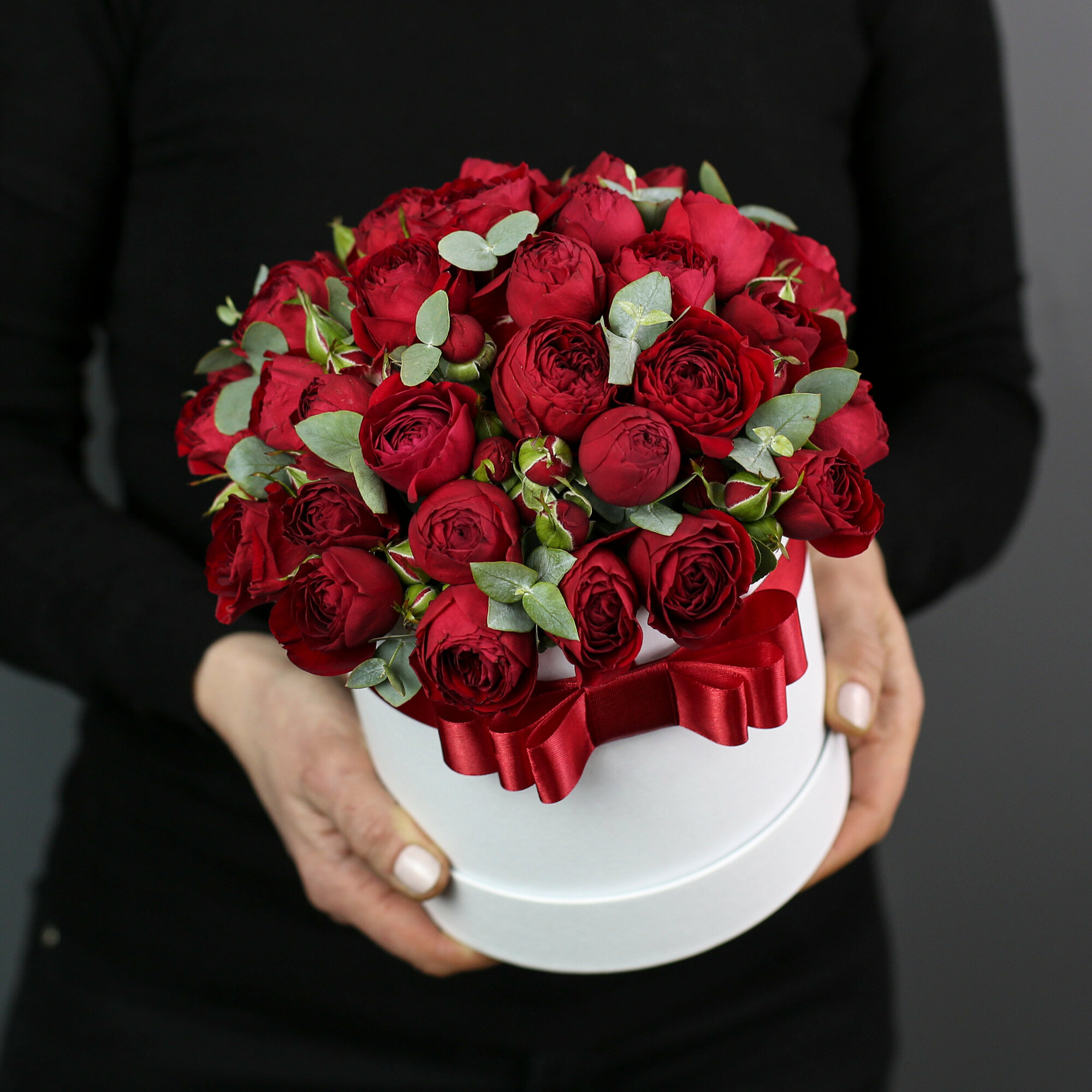 Букет живых цветов Flor-Pro Flowers из красных пионовидиных кустовых роз с эвкалиптом в белой коробке