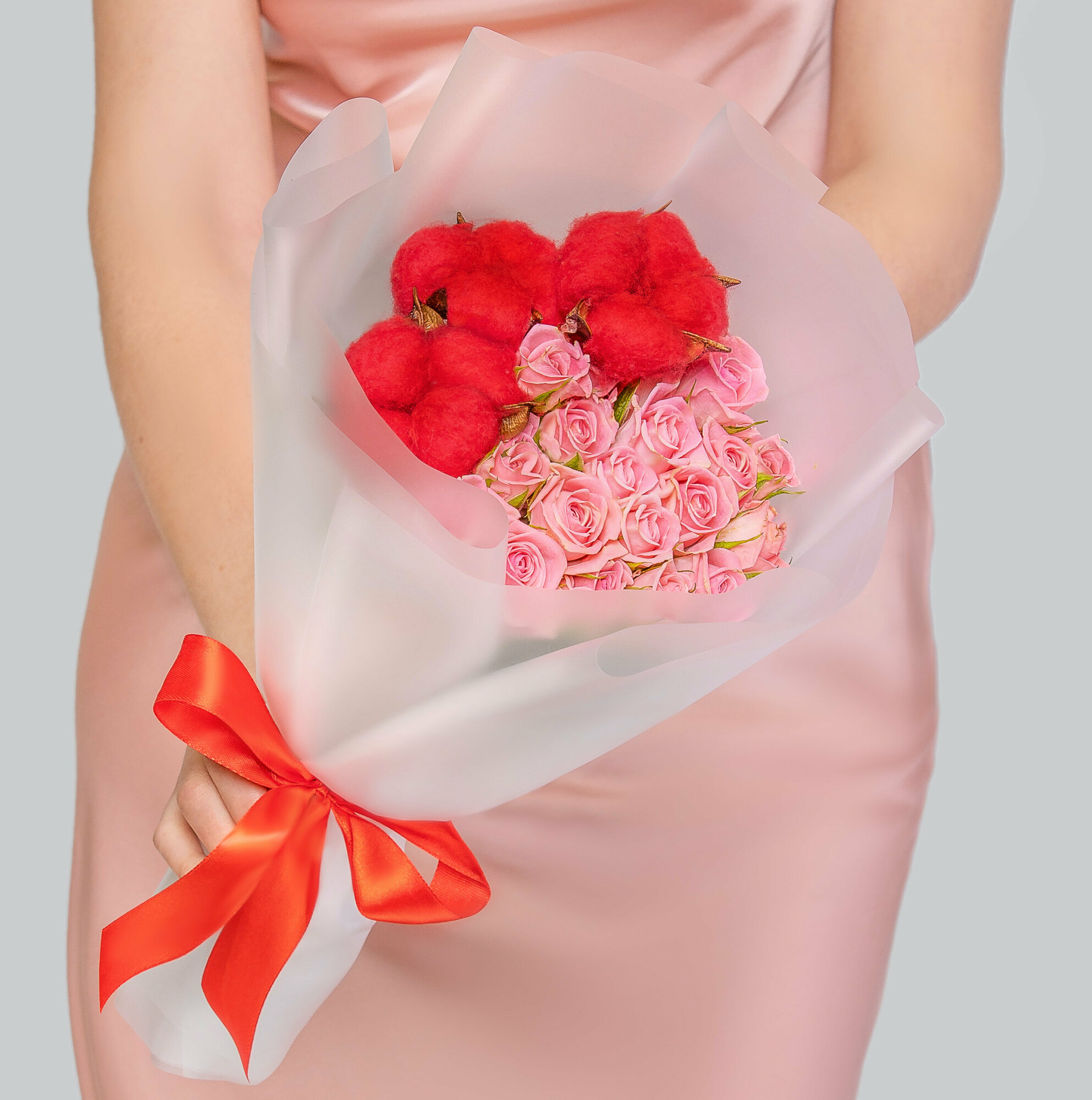 Дуо-букет Мегацвет24 "Красный Хлопок и Роза", красный/розовый, дизайнерская упаковка
