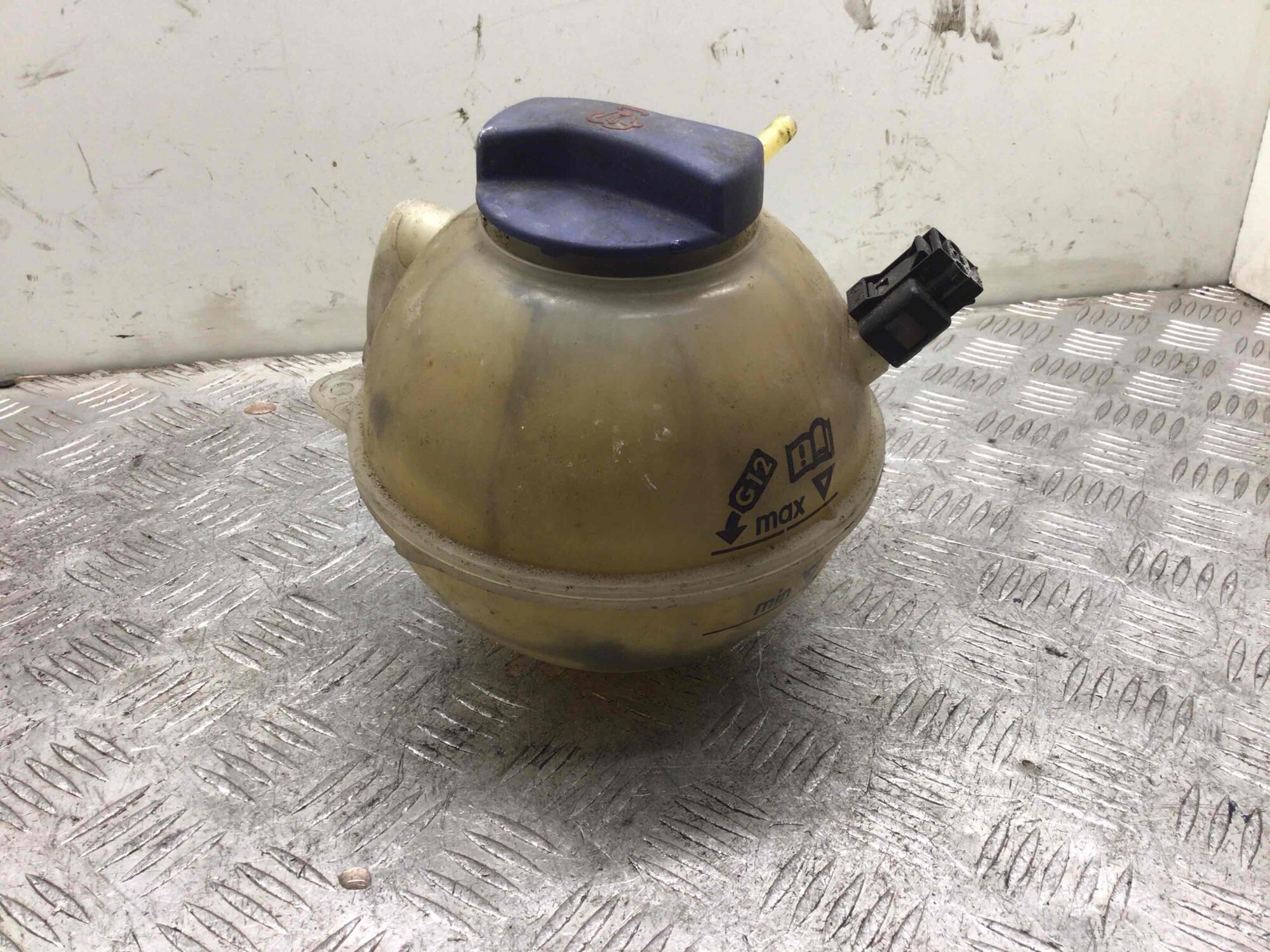 Б/У Бачок расширительный Volkswagen Golf 4 поколение (1997-2004) 1999 г.