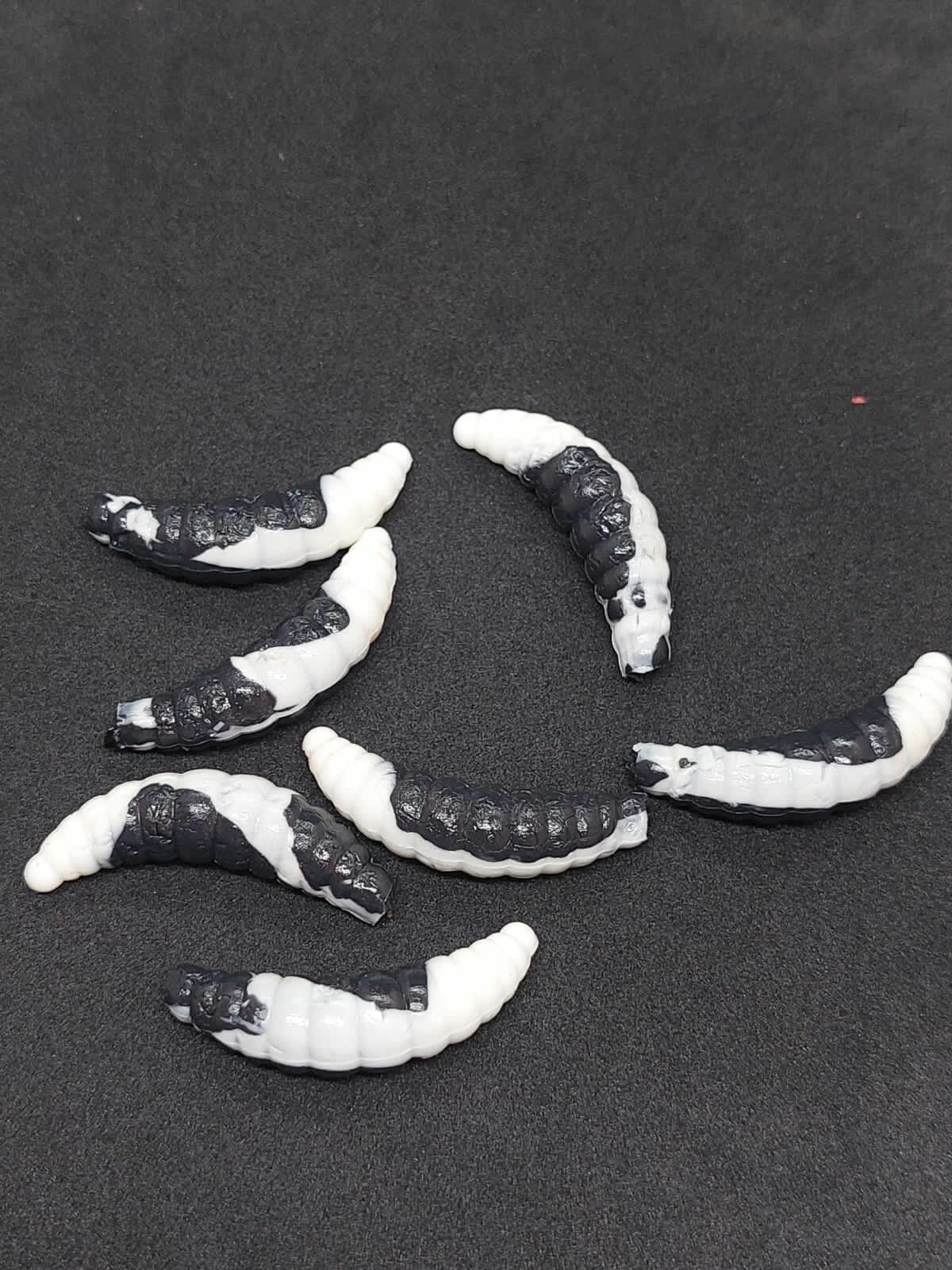 Форелевая силиконовая приманка Maggot 1.6. 38 мм. Белый черный