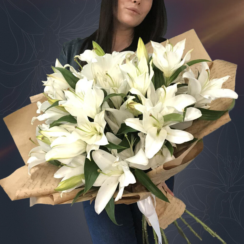 Классический букет из 11 белых лилий в крафте с атласной лентой от 2name Flowers
