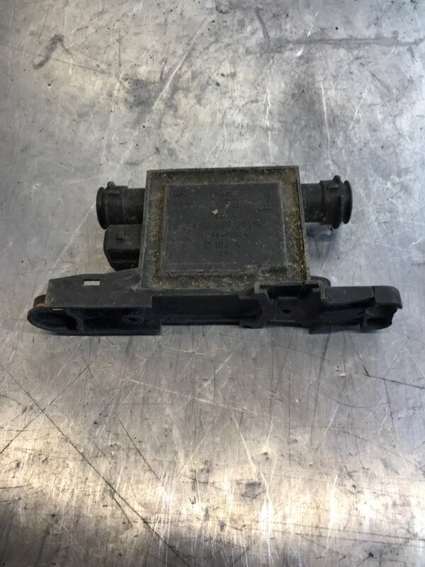 Блок управления дверьми передний левый Audi А4 B5 4a0959981a