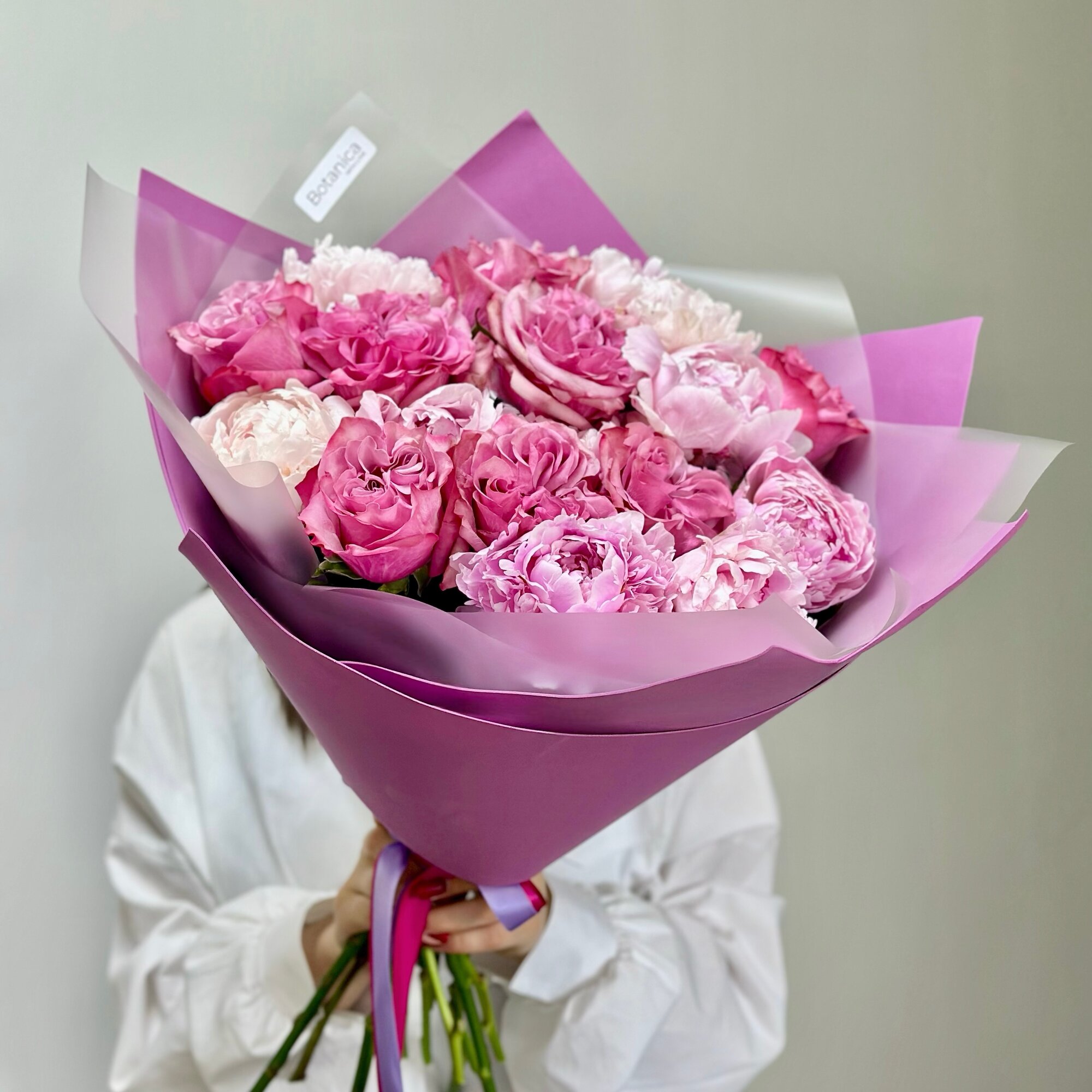 Букет из ароматных пионов «Сара Бернар» и пионовидных роз «Кантри Блю». Букет 1156