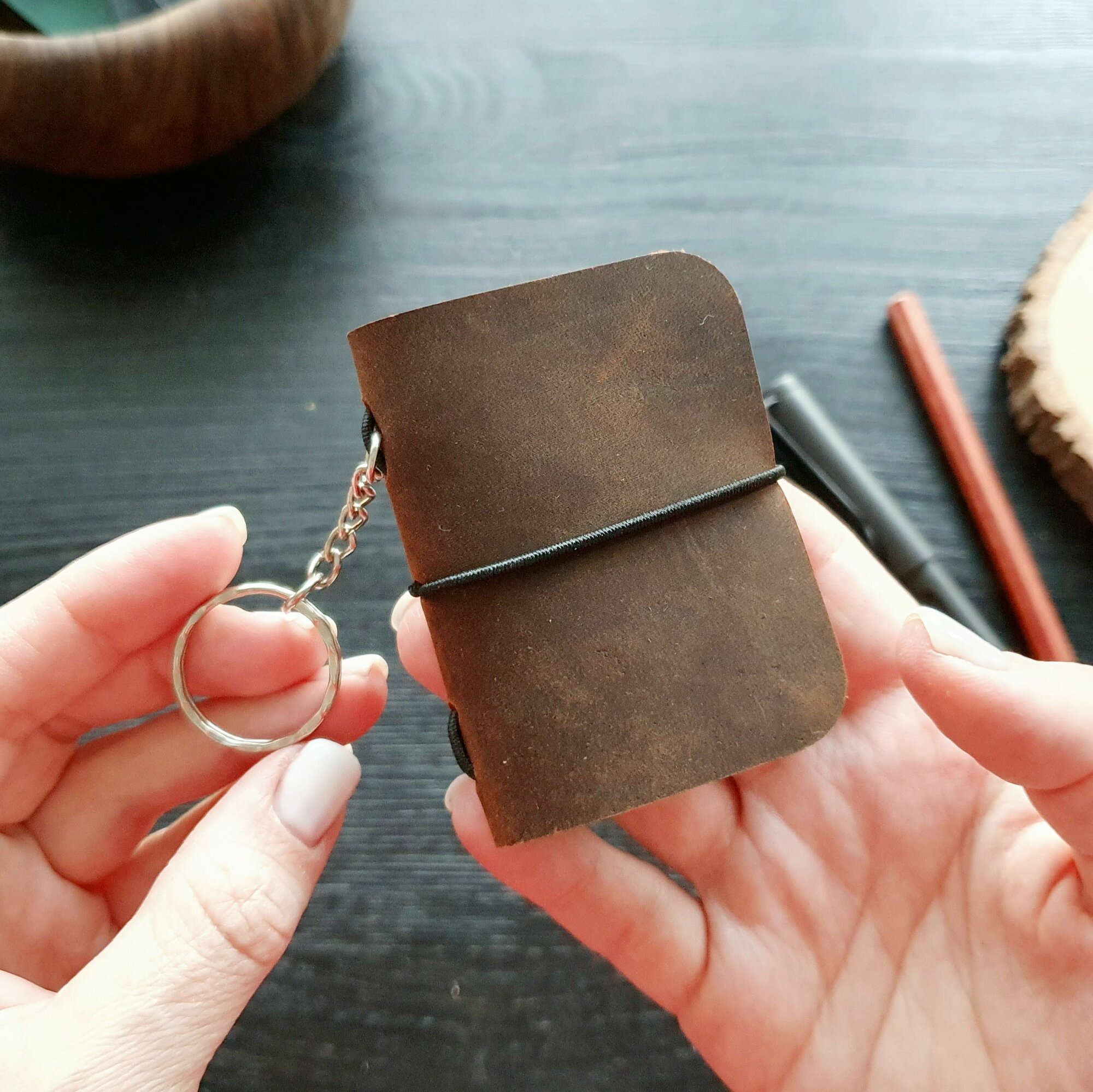 Кожаный блокнот А8 (6х7,5см) на цепочке с кольцом