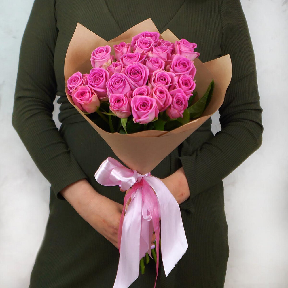 Букет живых цветов Букет Маркет, из 25 роз, в крафт-бумаге, 50 см