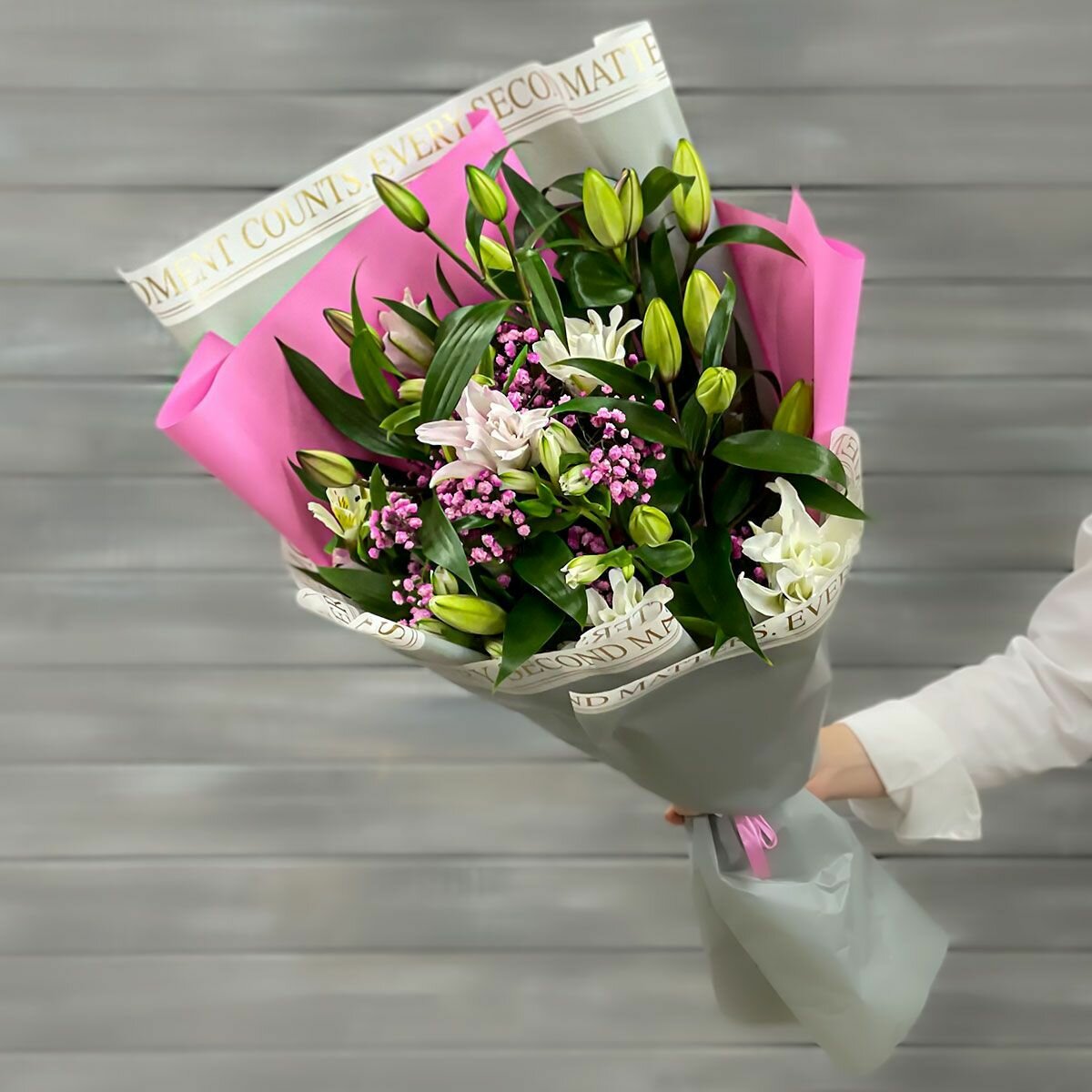 Букет из живых цветов лилий и альстромерий