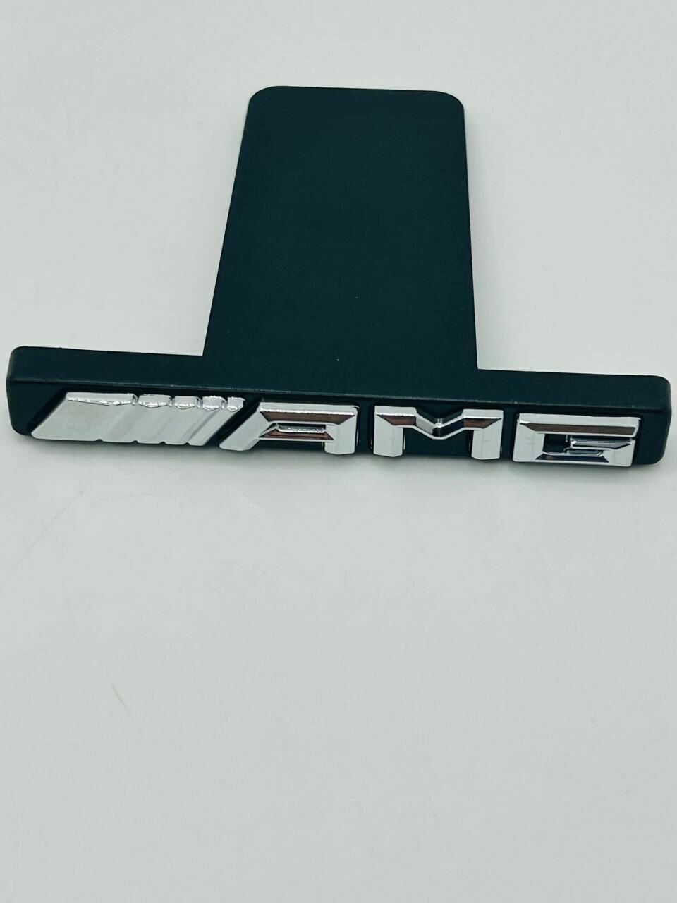 Шильдик AMG в решётку радиатора для Mercedes-Benz