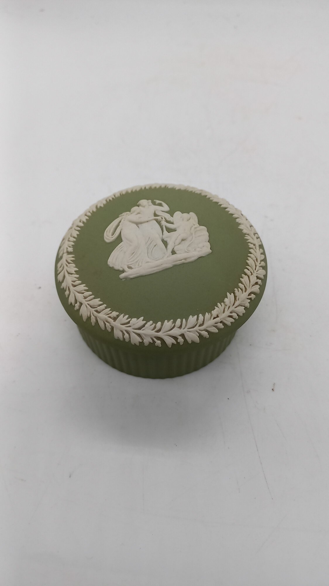 Винтажная шкатулка для мелочей. Зеленый бисквит, рельеф. Wedgwood, Великобритания, конец ХХ века