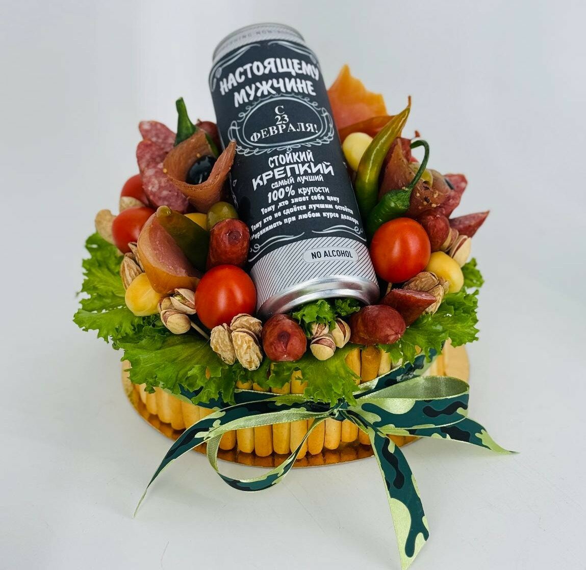 Подарок на 23 февраля для мужчины. Бенто торт мясной колбасный халяль. Колбасный букет с пивом