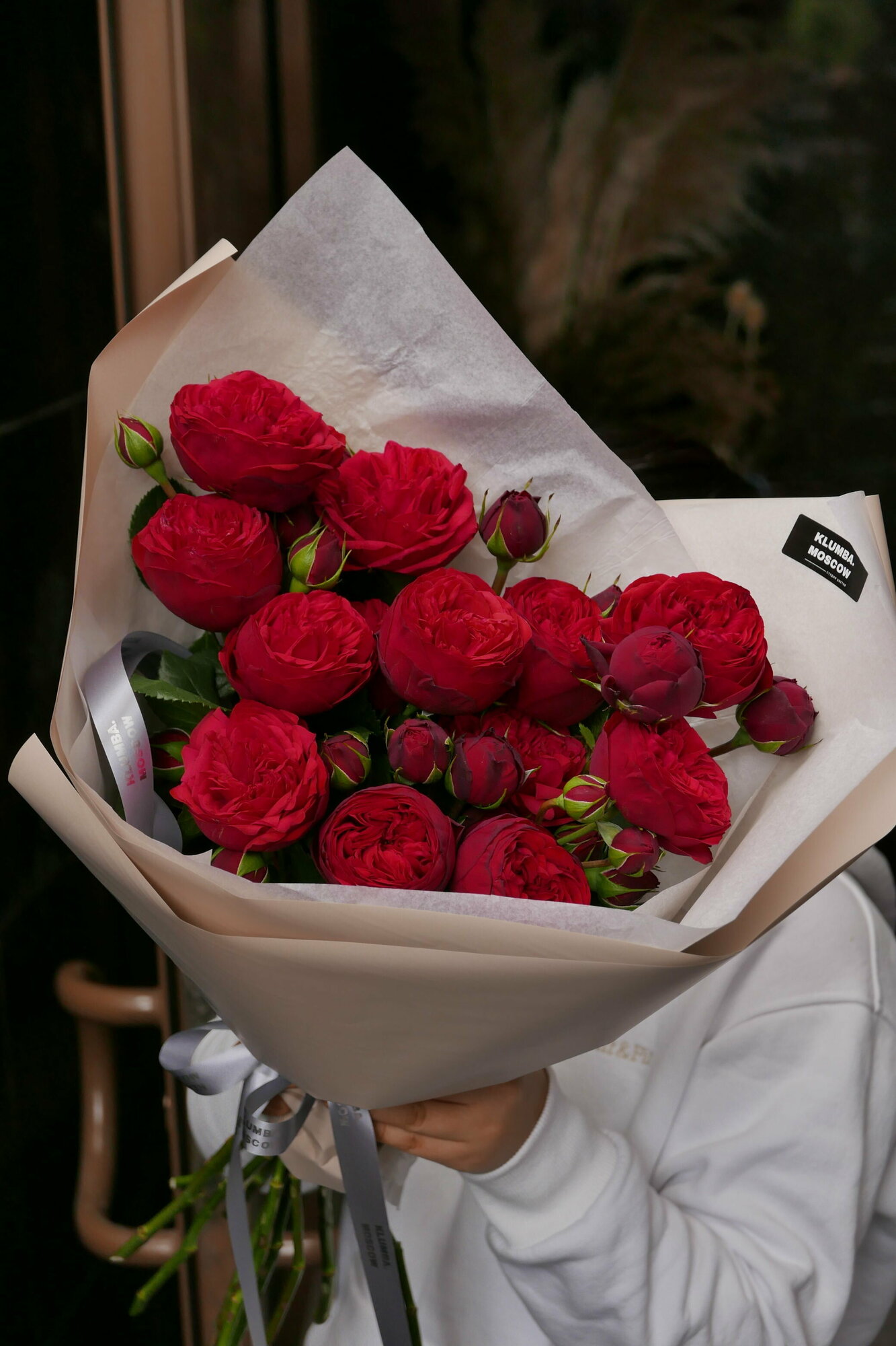 Монобукет из 13 кустовых пионовидных роз Ред Пиано от студии клумба. москва
