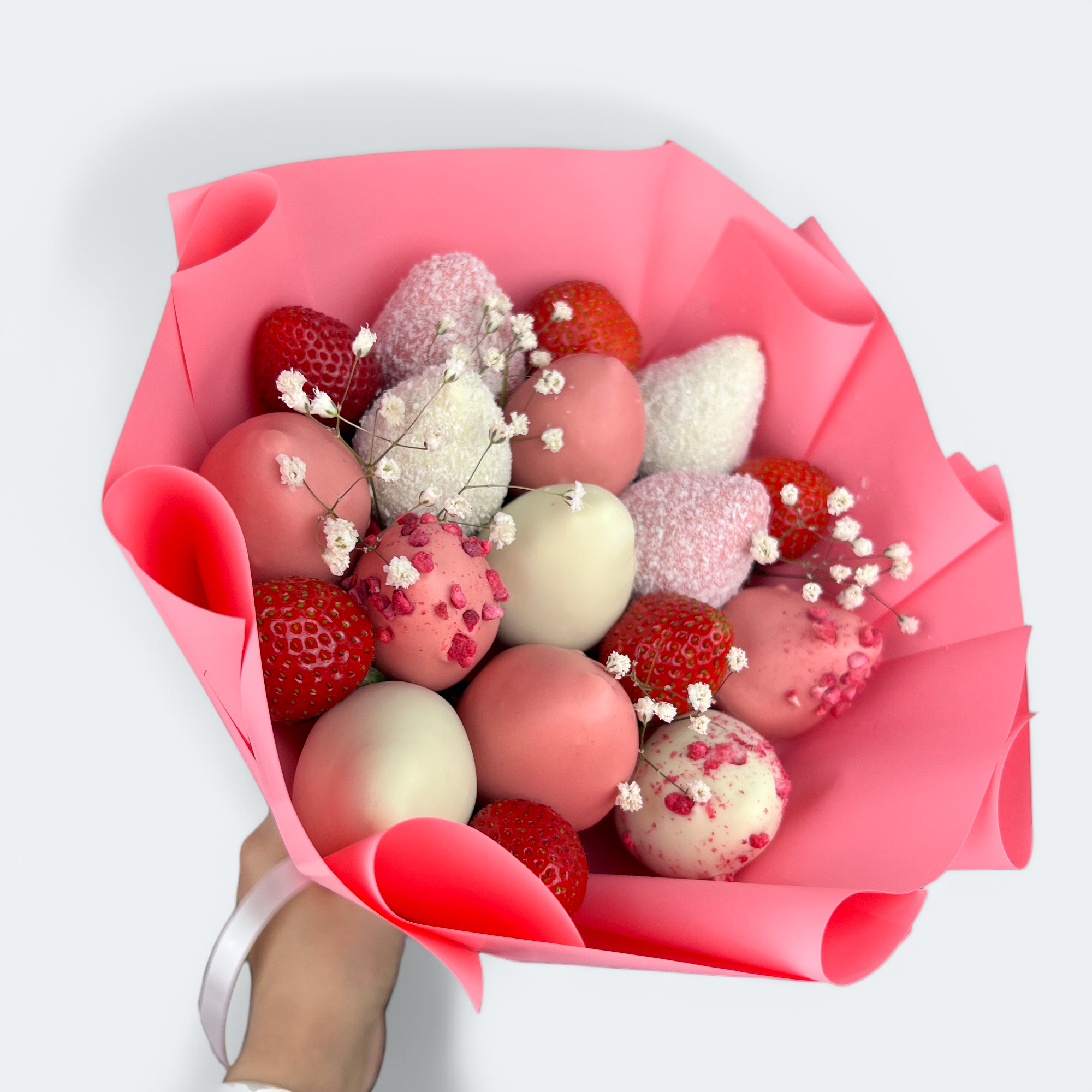 Букет из гипсофилы и клубники в шоколаде «Ягодка»