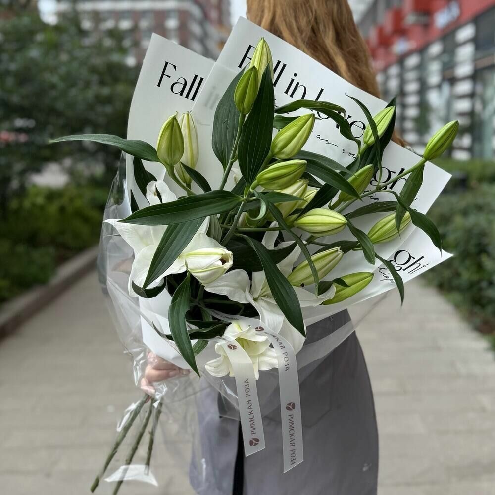 Лилии 3 ветки в красивый упаковке