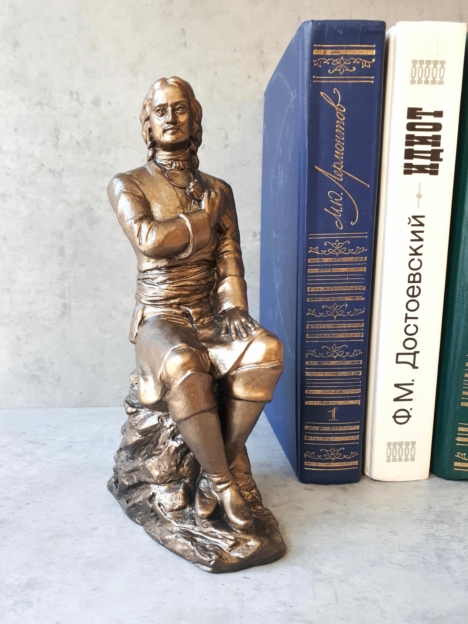 Статуэтка Пётр Первый на скале. Цвет бронзовый. Гипс.