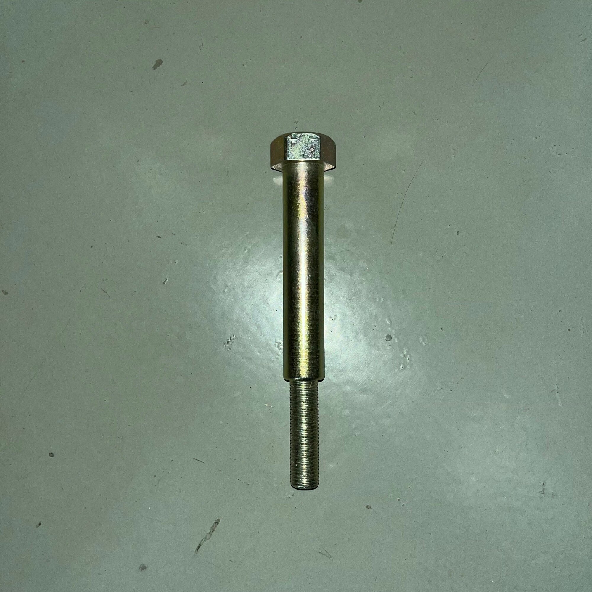 Болт крепления вариатора на двигатель CHAMPION 9 л. с.