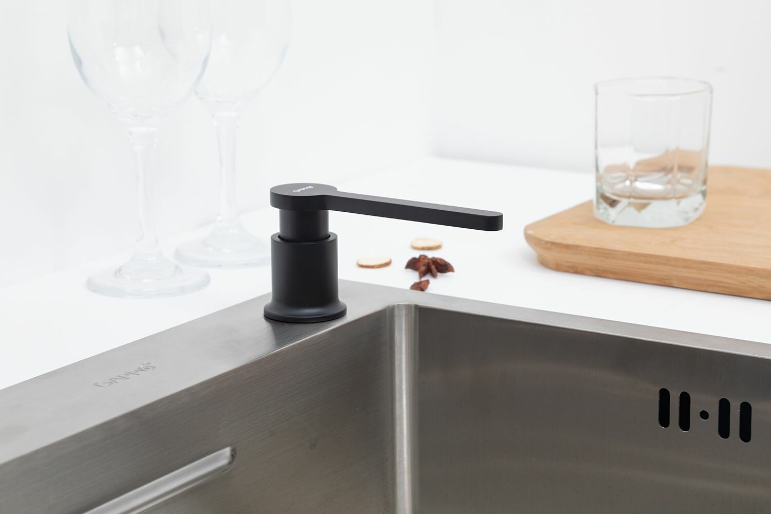 Дозатор для жидкого мыла GAPPO G406-6, черный матовый