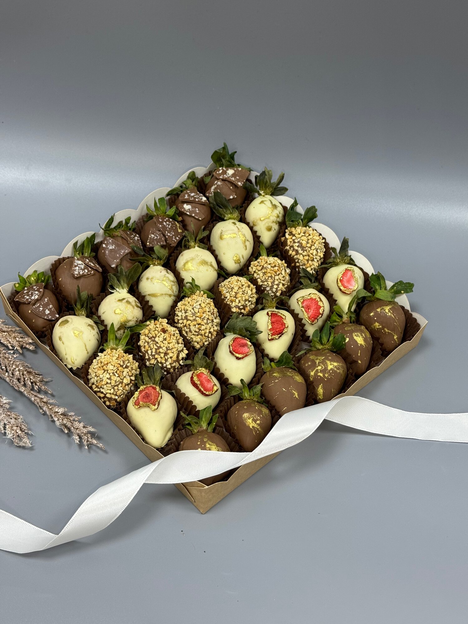 Набор клубника в шоколаде «Bills» (25-30 штук) в подарочной упаковке с бантиком