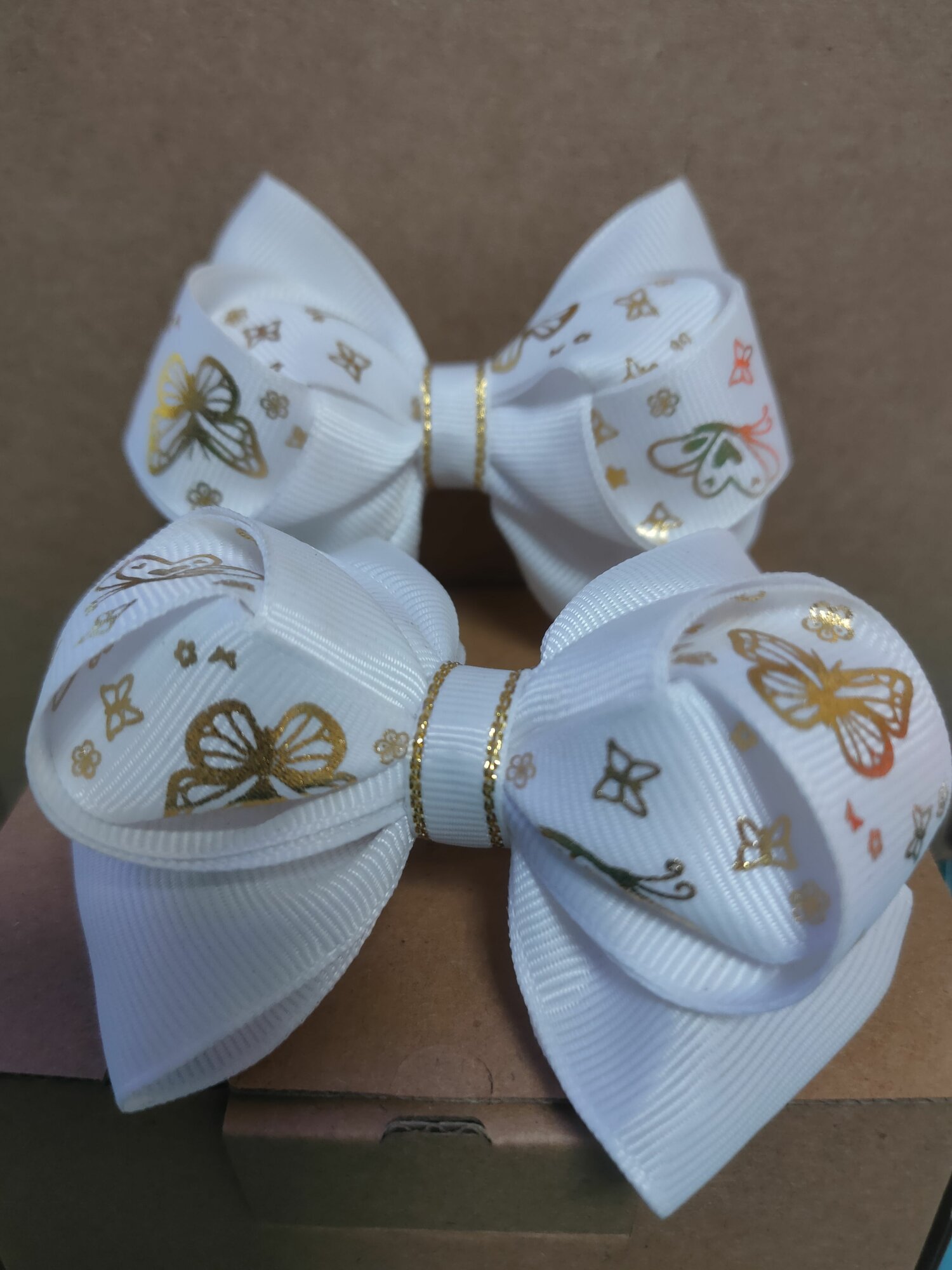 Бантики для волос на резинке, Золотые бабочки на белом, ручная работа 2 шт