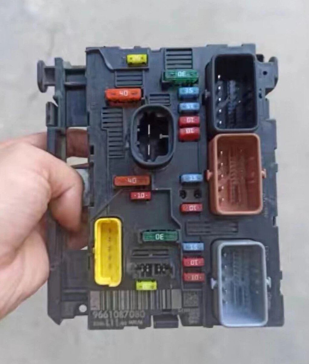 9664055780 9664826080 6500FH Блок управления предохранителями в сборе BSM-L11 для Peugeot 307 Citroen C4 Низкая конфигурация