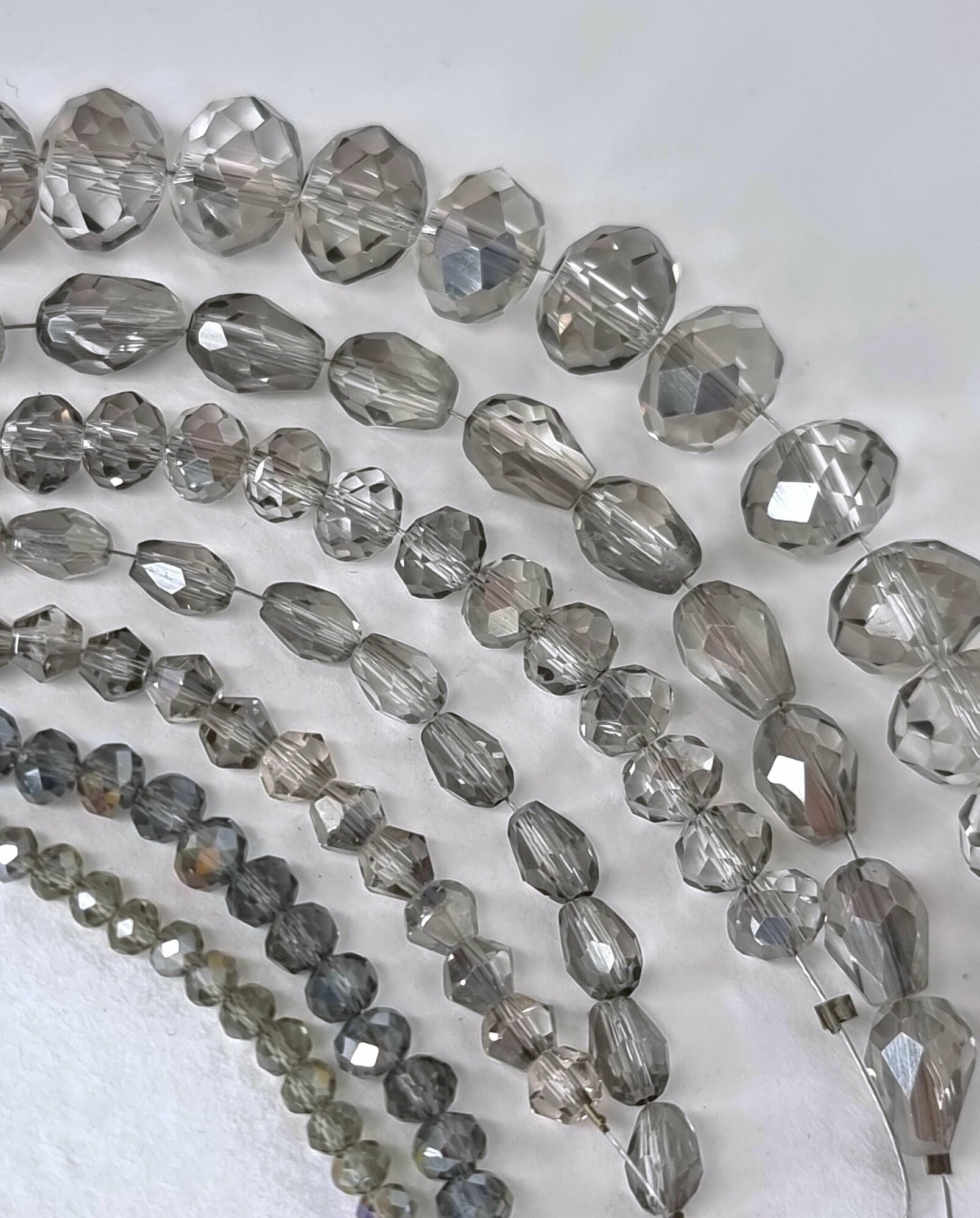 Стеклянные бусины " Прозрачно-Серый блеск". 3-10мм. 129шт.