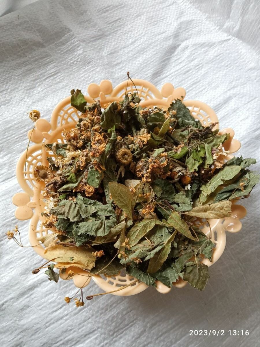 Лакомство для шиншилл, хомяков, морских свинок, крыс, песчанок и кроликов ChinZoo смесь листьев Медовая липа 50 гр.