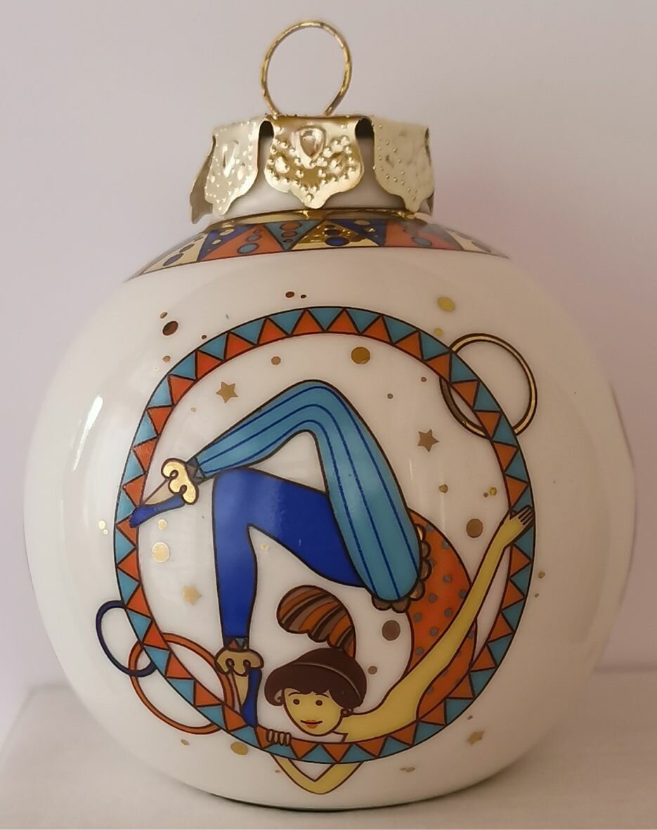 ШАР фарфоровый Новогодний на ёлку-"русский цирк - девушка С обручем" диаметр-65 мм, в картонной коробке.