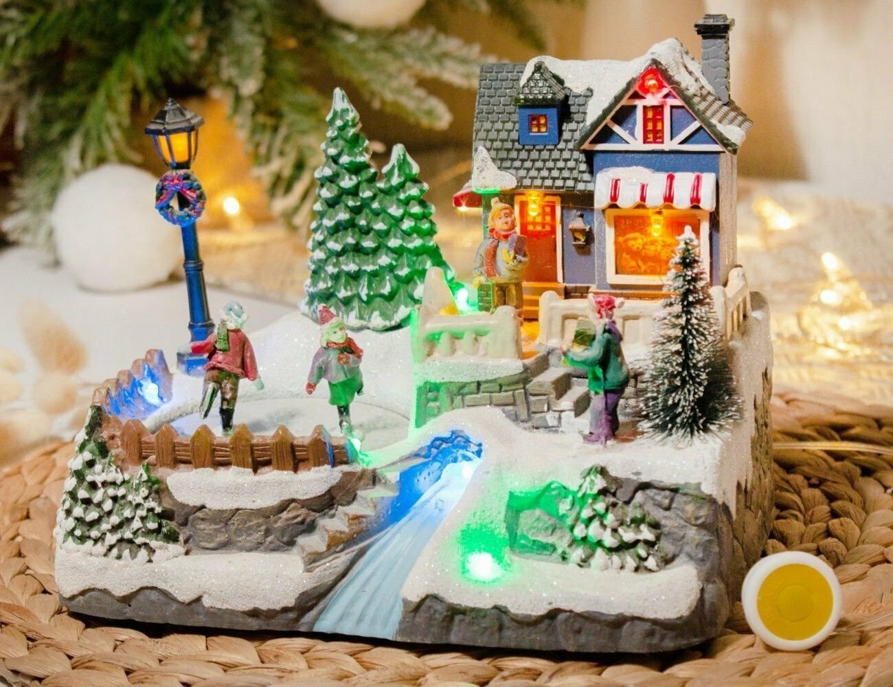 Светодинамическая миниатюра праздник во дворе (с катком) с цветными LED-огнями, динамикой и музыкой, полистоун, батарейки, 15x21x16 см, Kaemingk (Lumineo) 481369-2