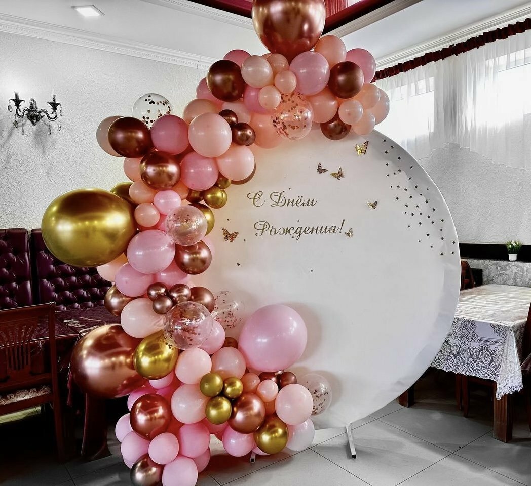 Фотозона из воздушных шаров "Розовое золото"
