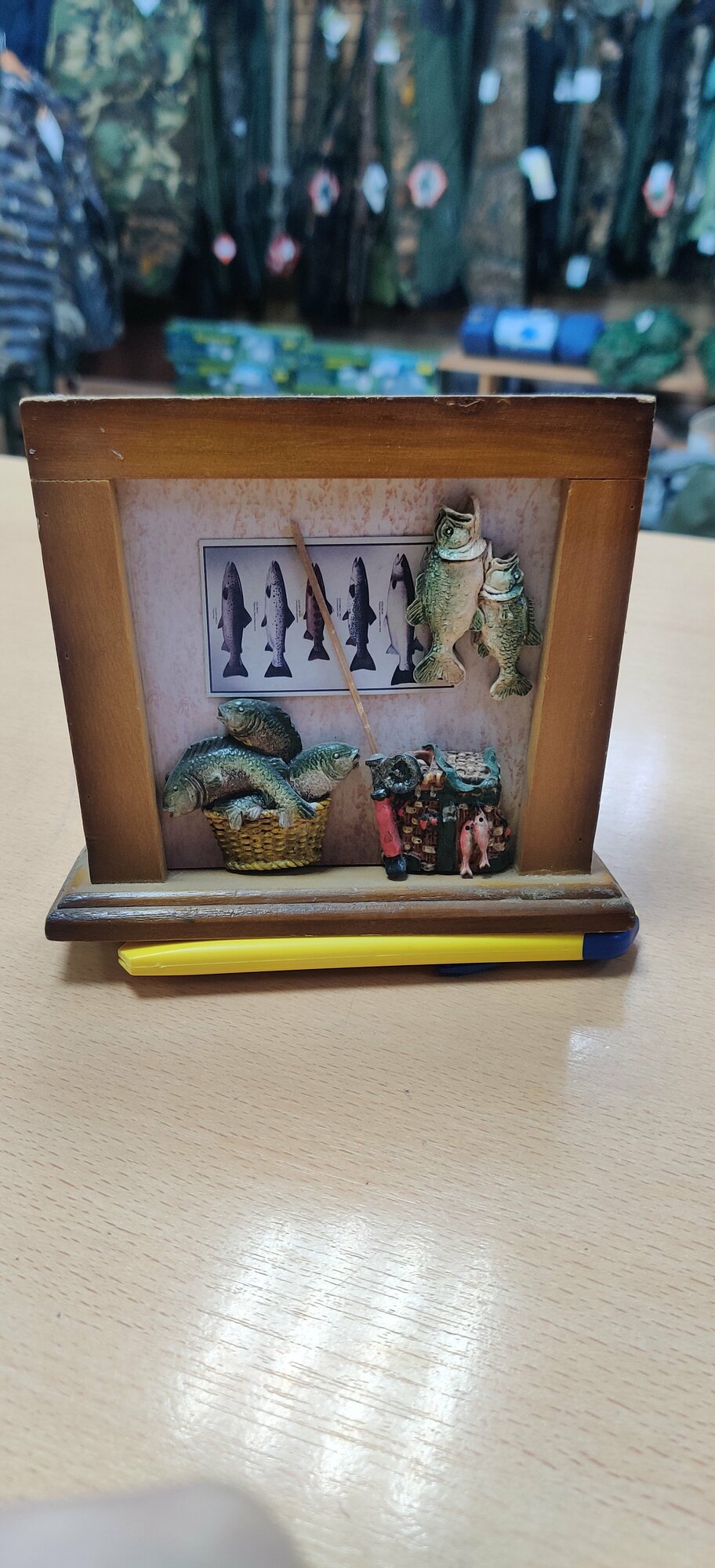 Сувенирная карандашница "Рыбак" на рыболовную тематику изготовленная из дерева с декаративной отделкой