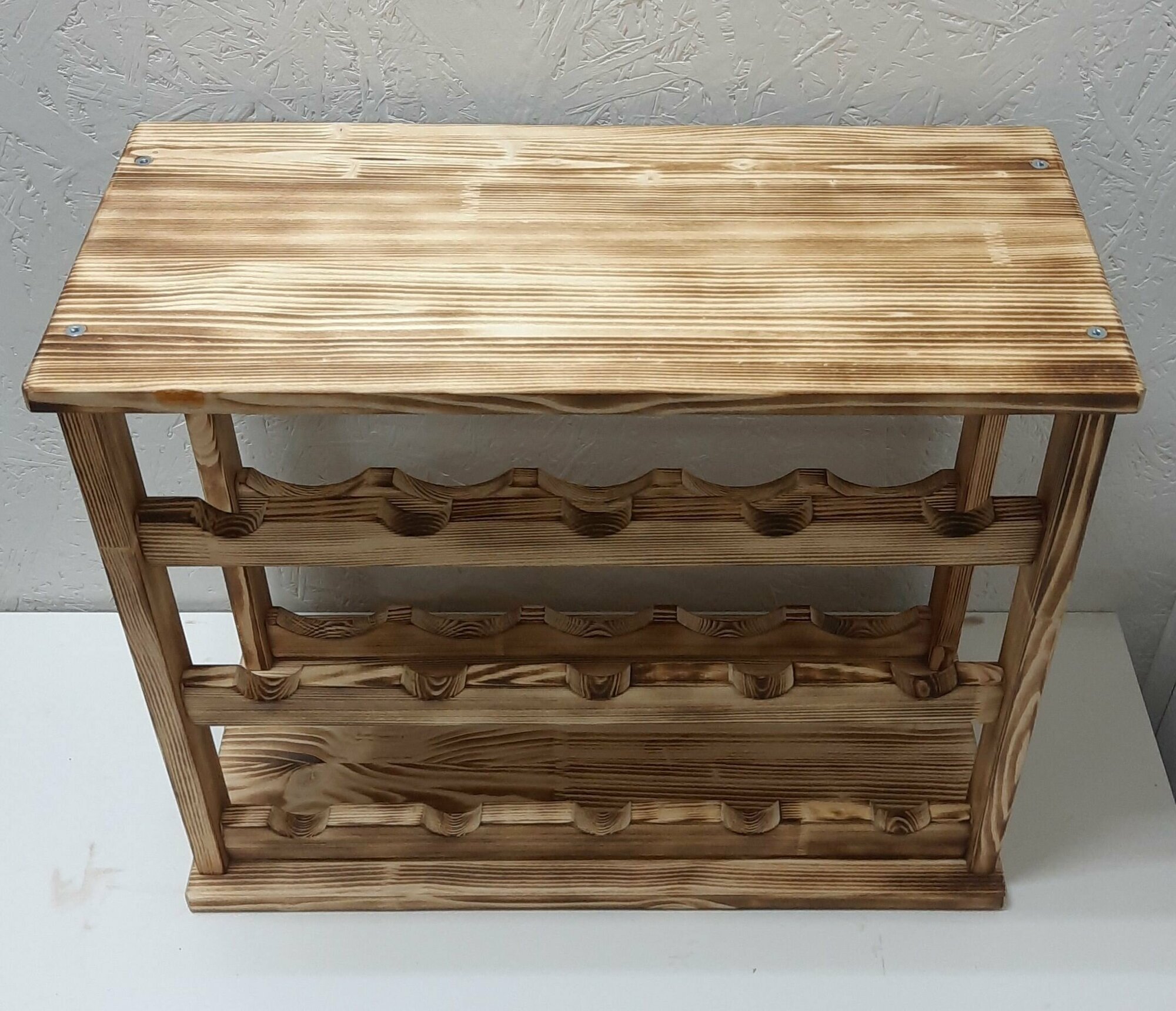 Стеллаж для 15 бутылок вина и шампанского деревянный со столешницей. В обжиге.