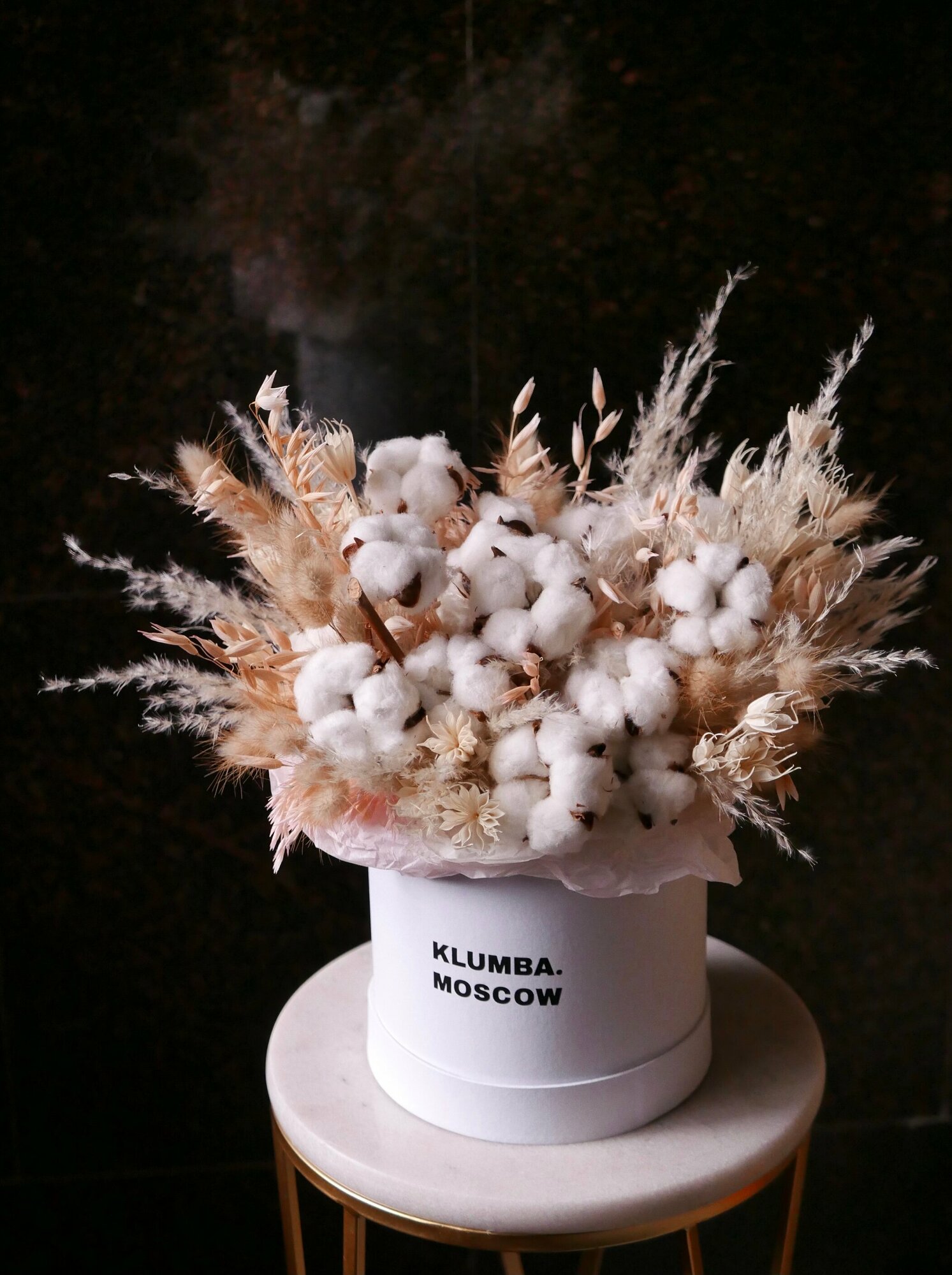 Нежная сухоцветная композиция из хлопка от студии цветов клумба. москва