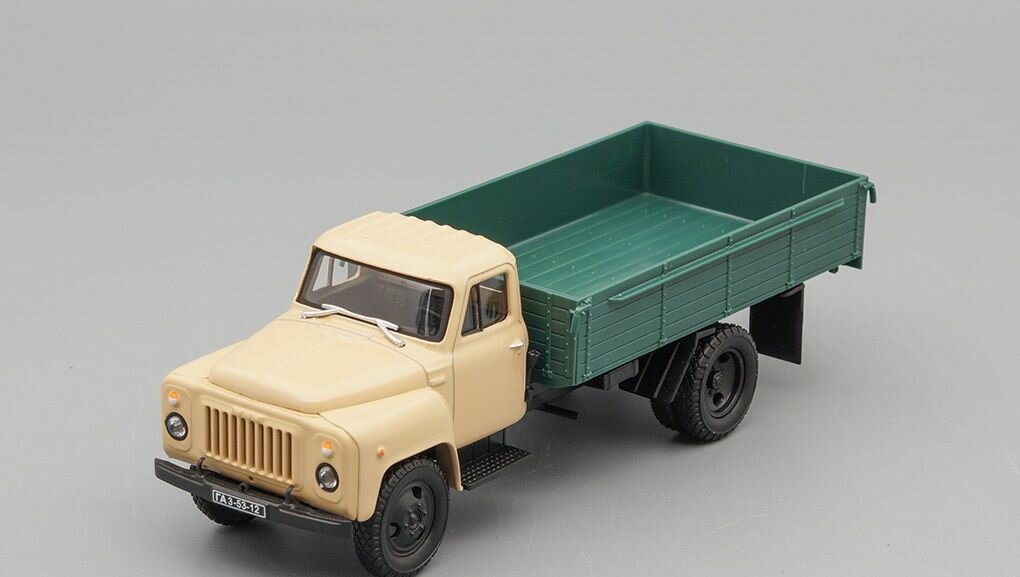 Горький 53-12 бортовой, бежевый / зеленый, масштабная модель коллекционная