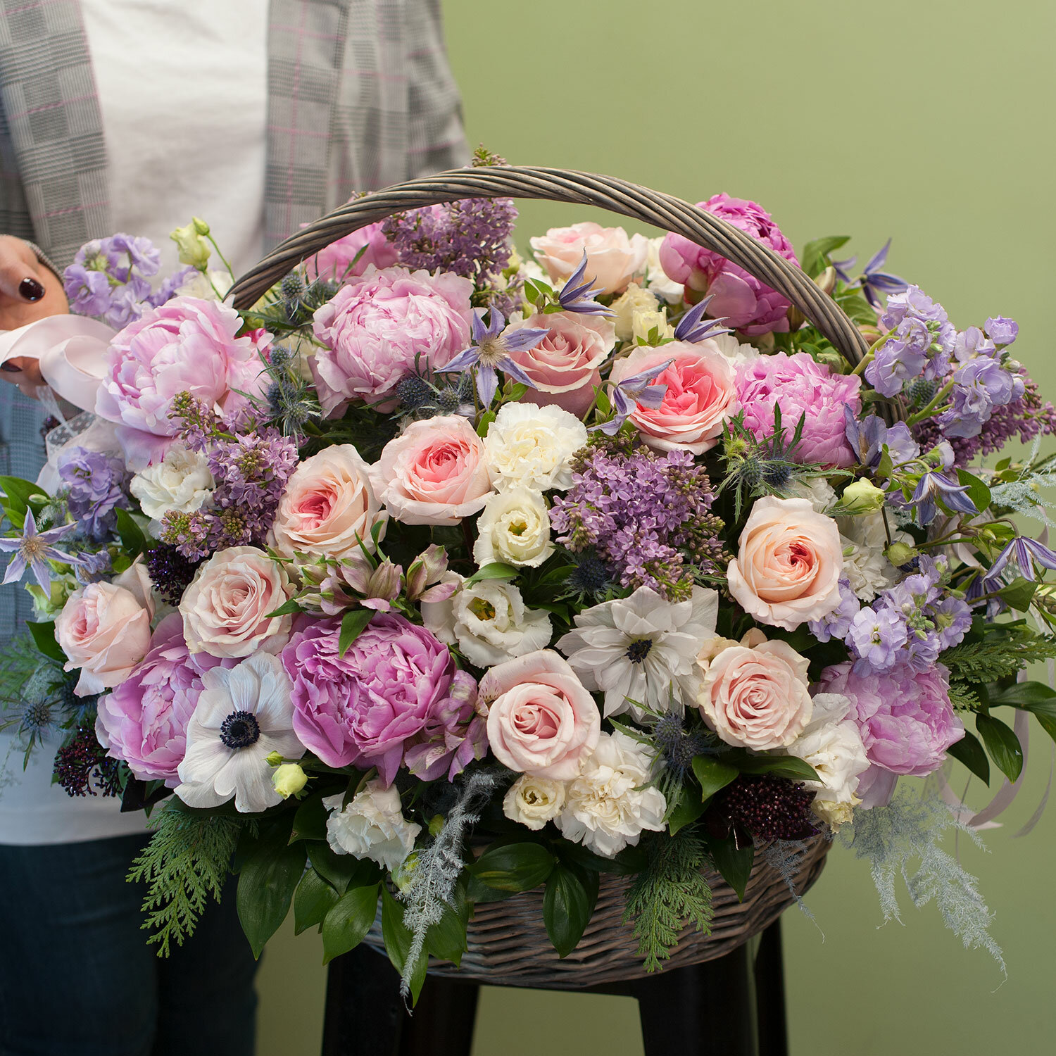 Корзина цветов "Волшебство Зимой" charlotte, 60см, 15 цветов