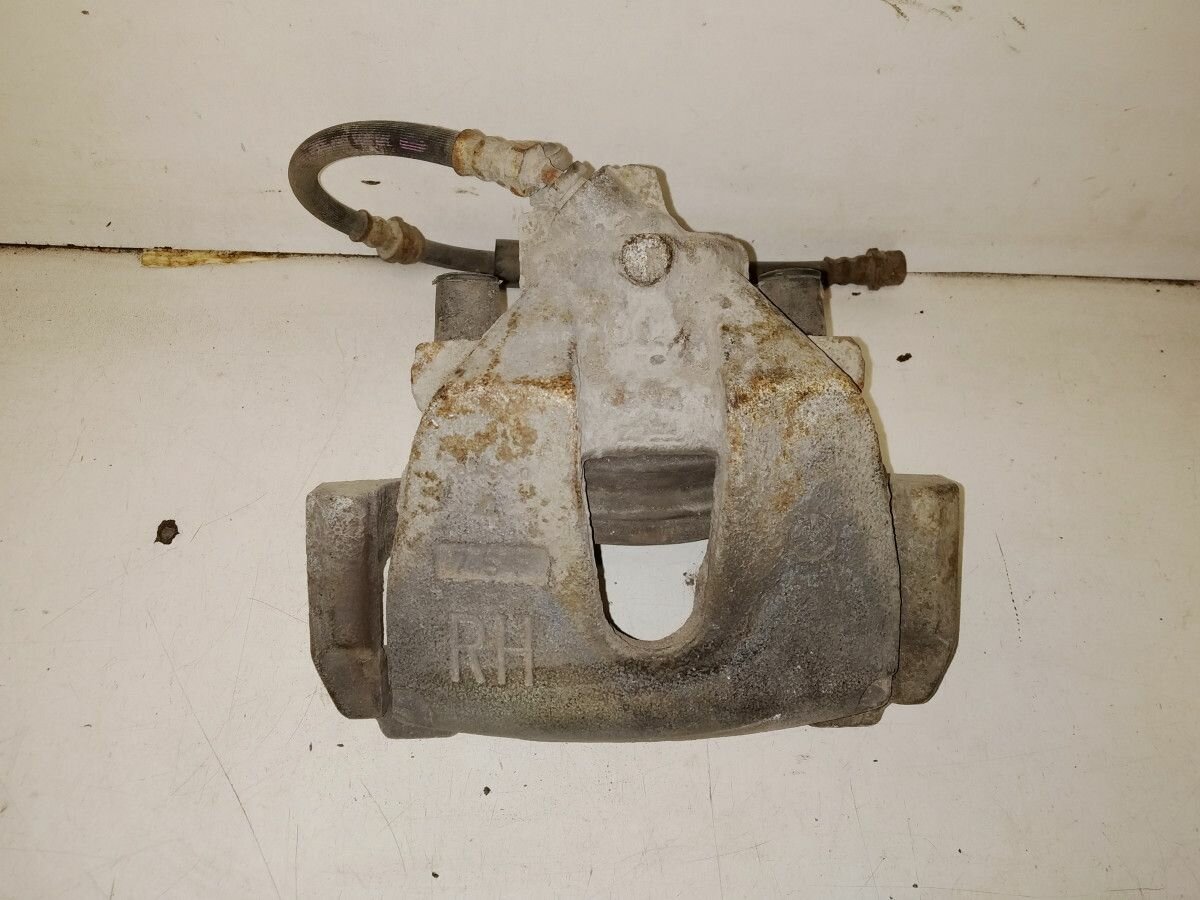 Суппорт тормозной передний правый Mazda 3 BK