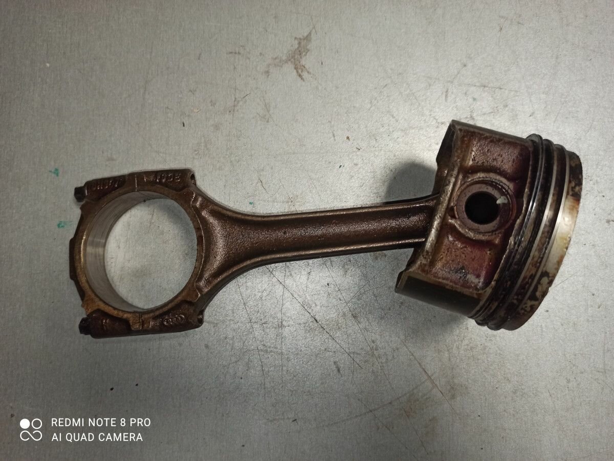 Шатун с поршнем 2,4 2,6 2,8 ABC AAH Audi A4 A6 078 078198401