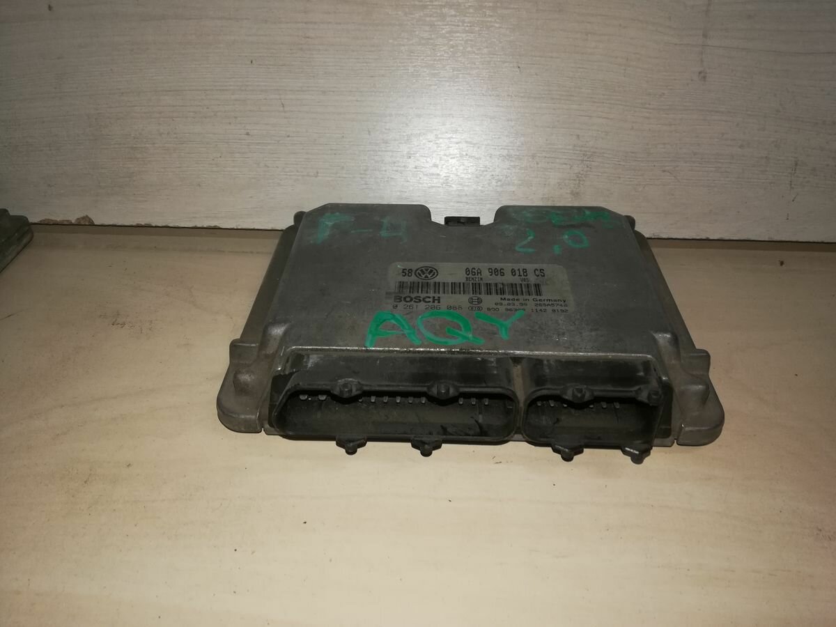 Блок управления двигателя Volkswagen Golf 2.0 AQY 06A906018CS